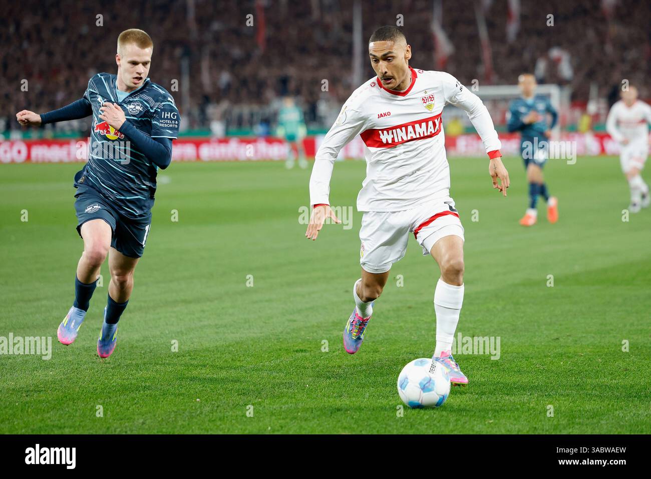 Im Bild: v.l. Arthur Vermeeren (RB Leipzig, 18) und Enzo Millot (VFB Stuttgart, 8), 02.04.2025 ...