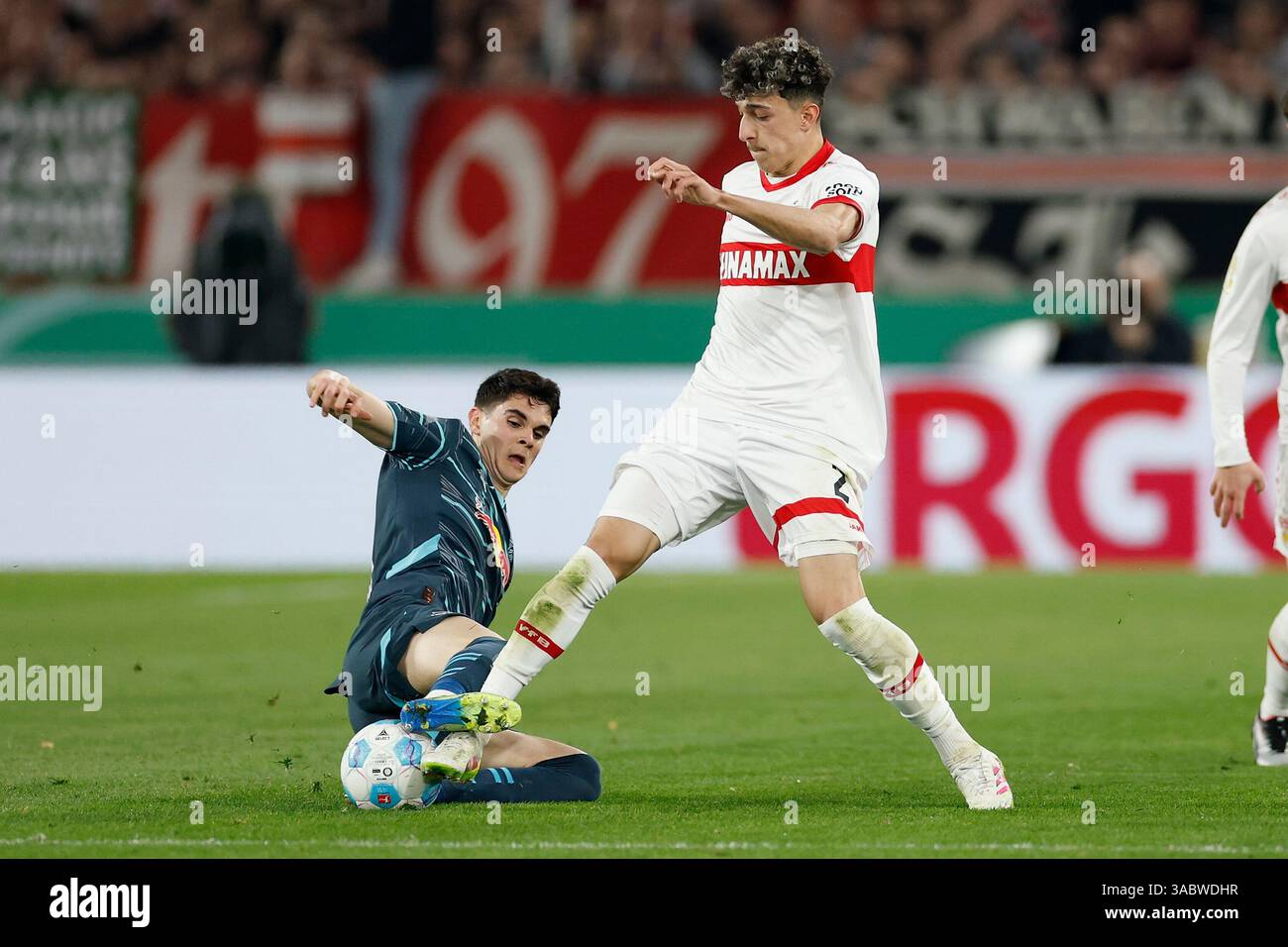 Stuttgart, Deutschland. 02nd Apr, 2025. Im Bild: v.l. Kosta Nedeljkovic (RB Leipzig, 21) und ...