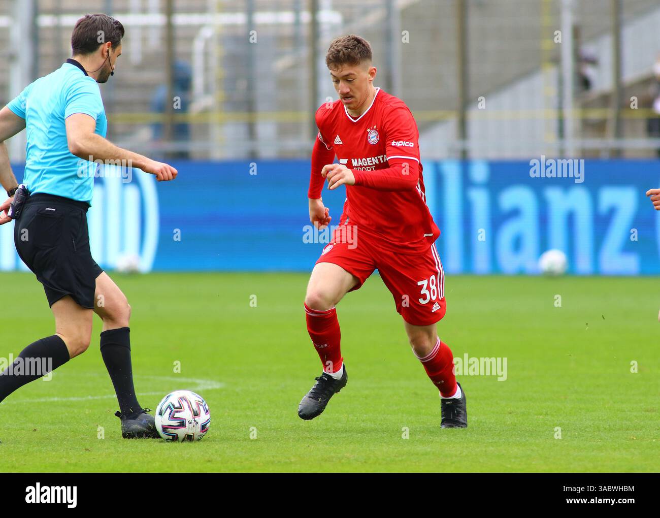 Angelo stiller fc bayern münchen ii mit ball im angriff hi-res stock ...