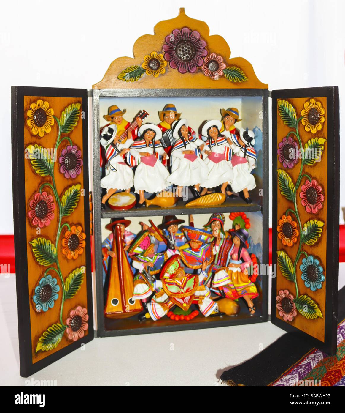 Retablo ayacuchano, artesanía tradicional del Perú en arcilla y madera ...