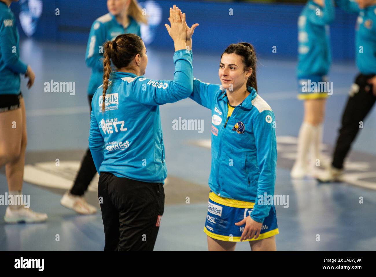 Laura Flippes of Metz Handball and Lucie Granier of Metz Handball warm ...