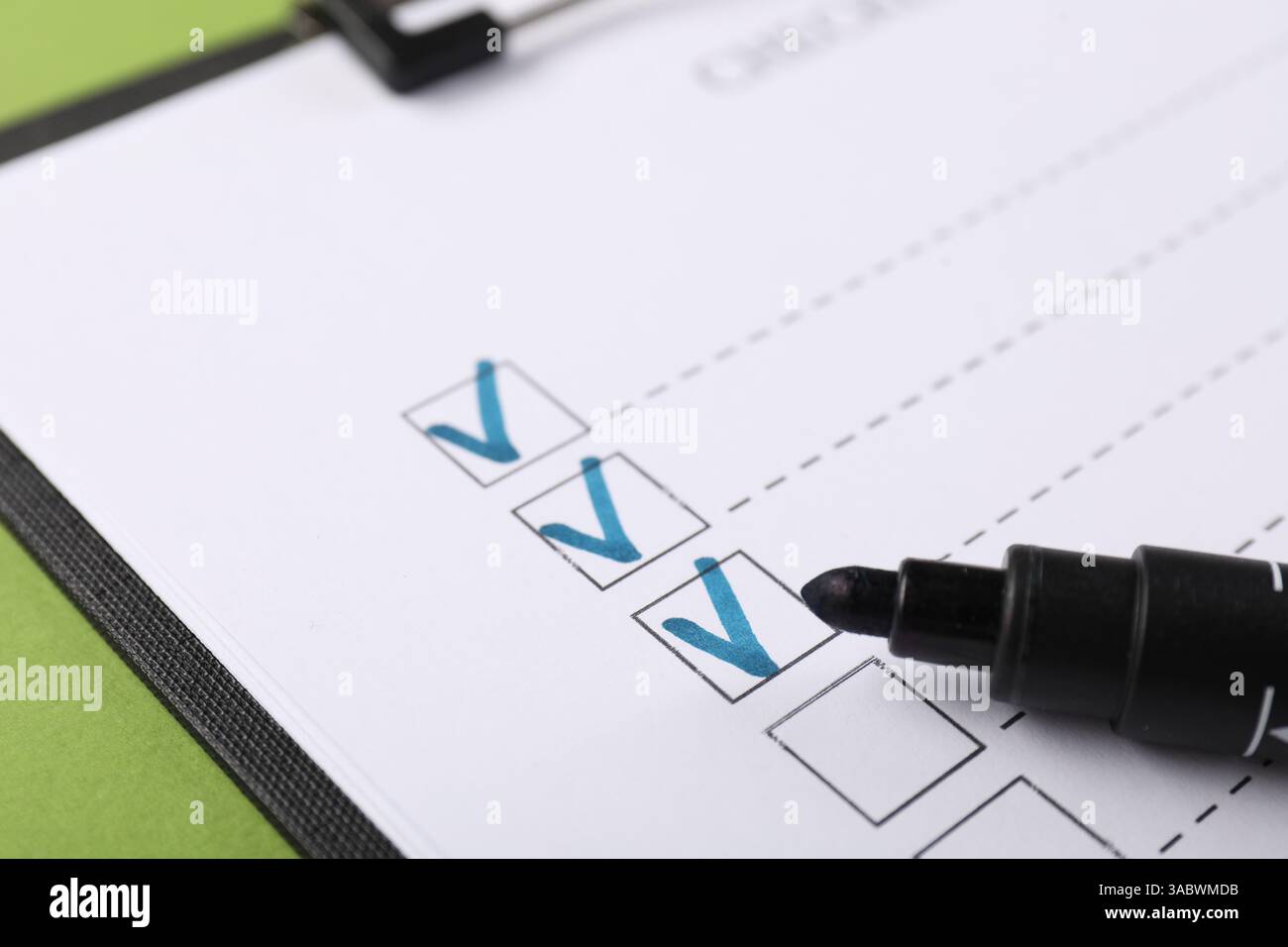 Checklist and marker on green background, closeup Stock Photo - Alamy