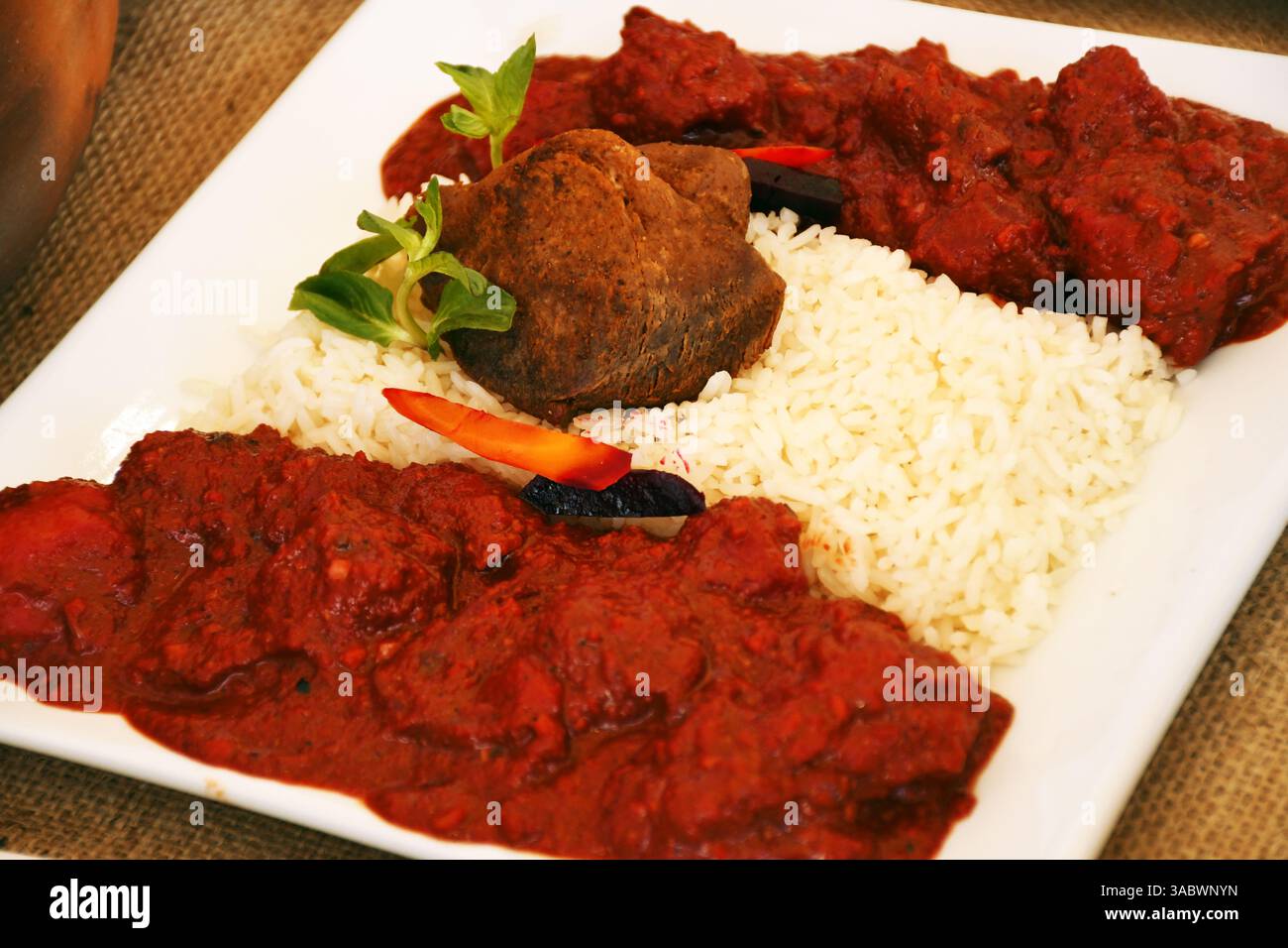 Puca Picante con Chicharrón, plato tradicional de Ayacucho, Perú. Guiso ...