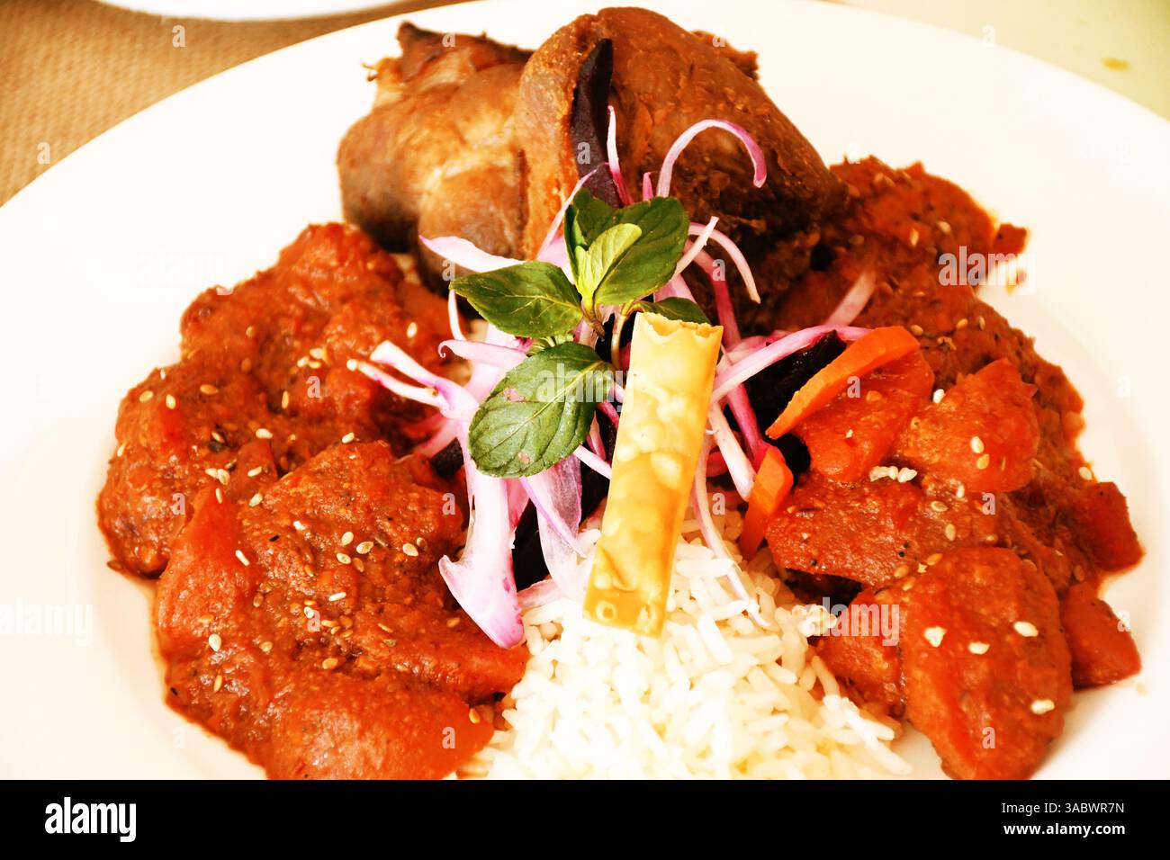 Puca Picante con Chicharrón, plato tradicional de Ayacucho, Perú. Guiso ...
