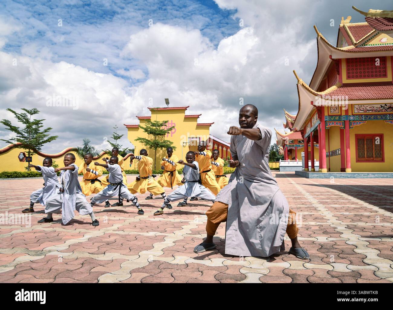 (250403) -- LUSAKA, April 3, 2025 (Xinhua) -- Shaolin disciples ...