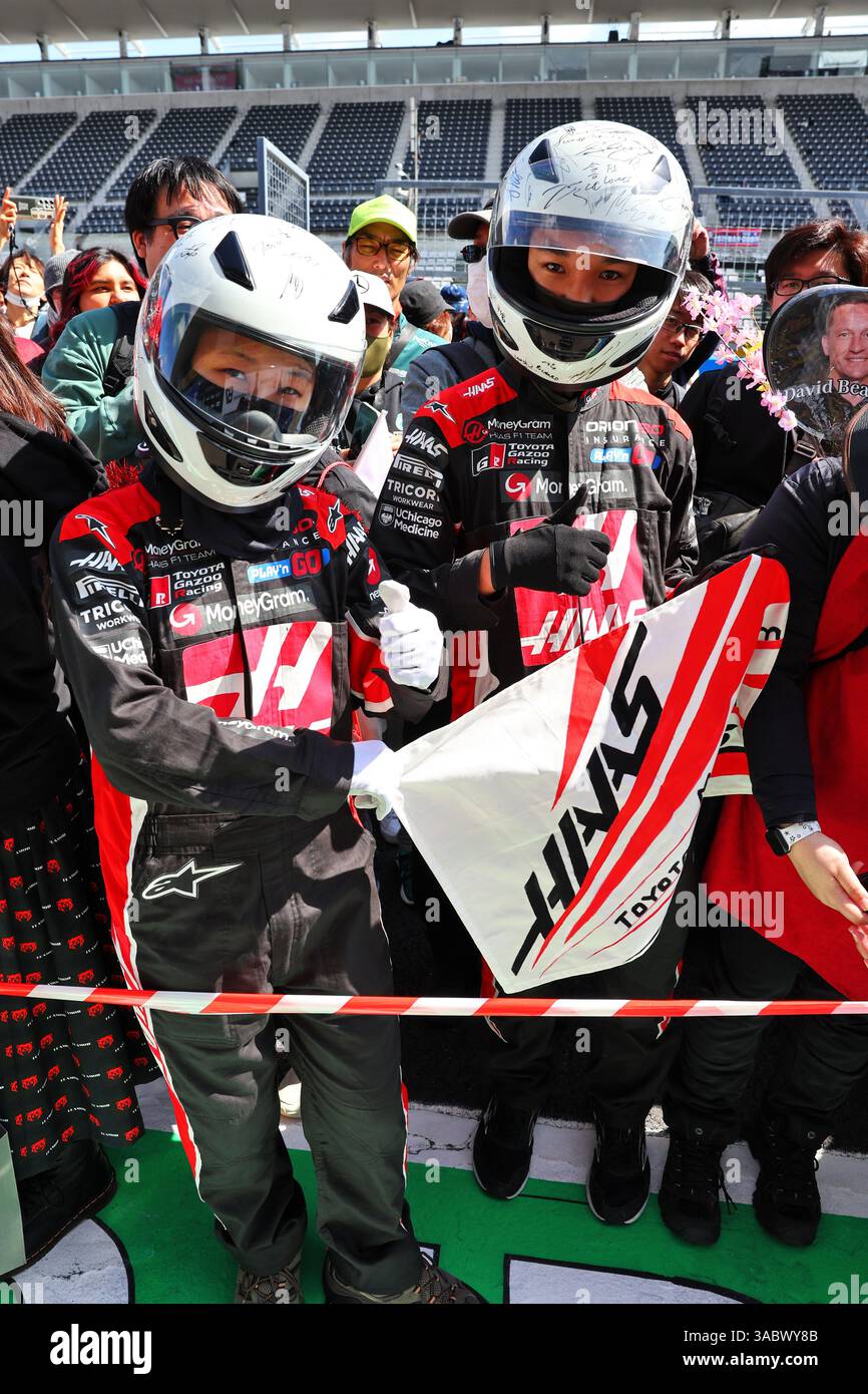 Haas f1 team fans in pits hi-res stock photography and images - Alamy