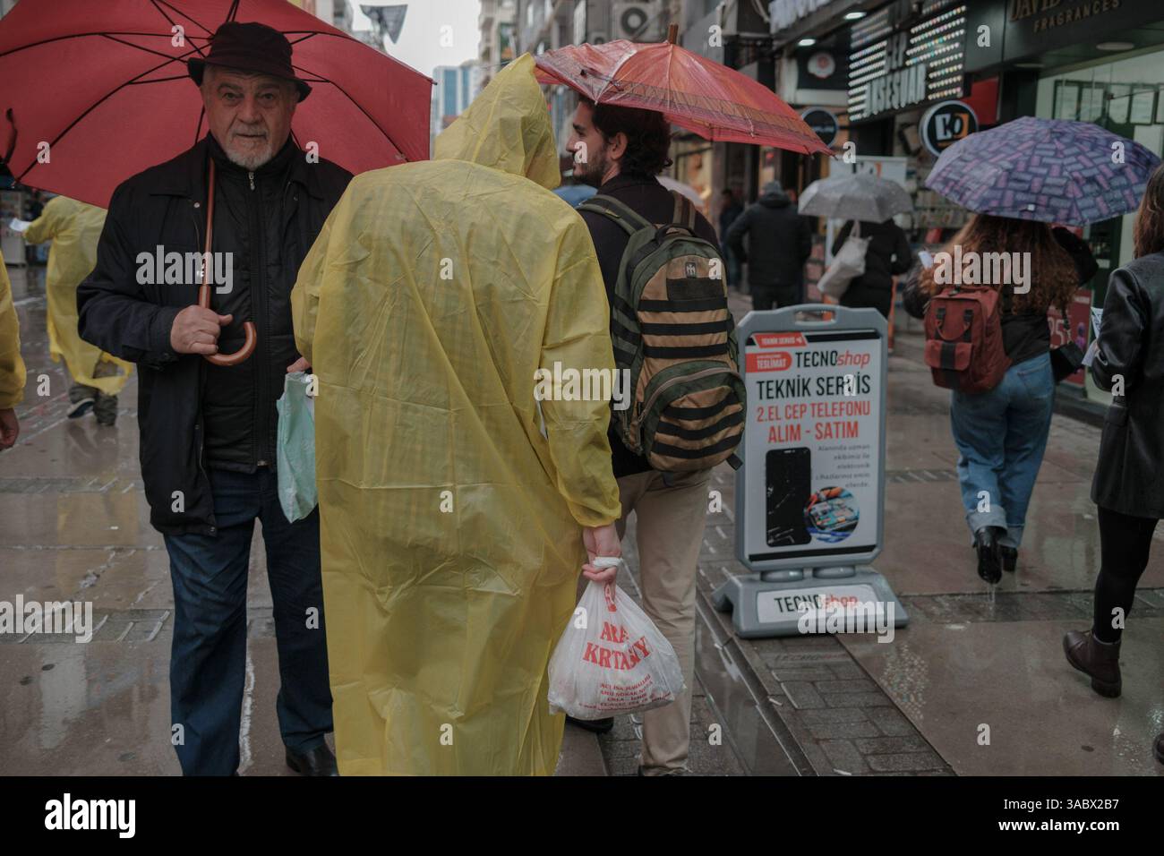 Izmir, Turkey. 02nd Apr, 2025. A youth holds a bag of food during the ...