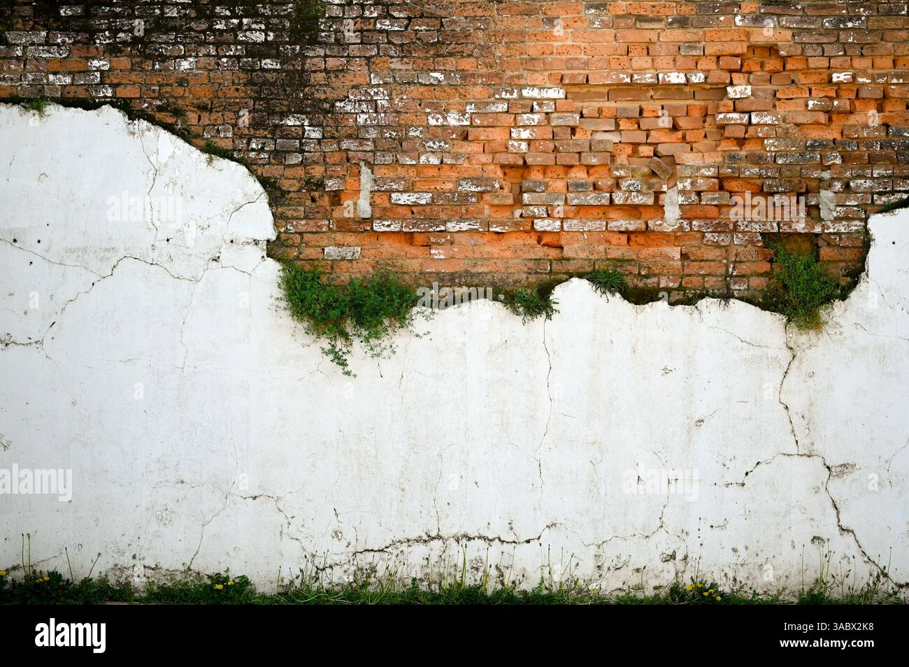 Crumbling brick wall hi-res stock photography and images - Alamy
