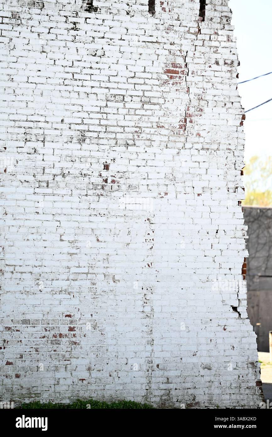 Crumbling and damaged brick wall due to demolition Stock Photo - Alamy