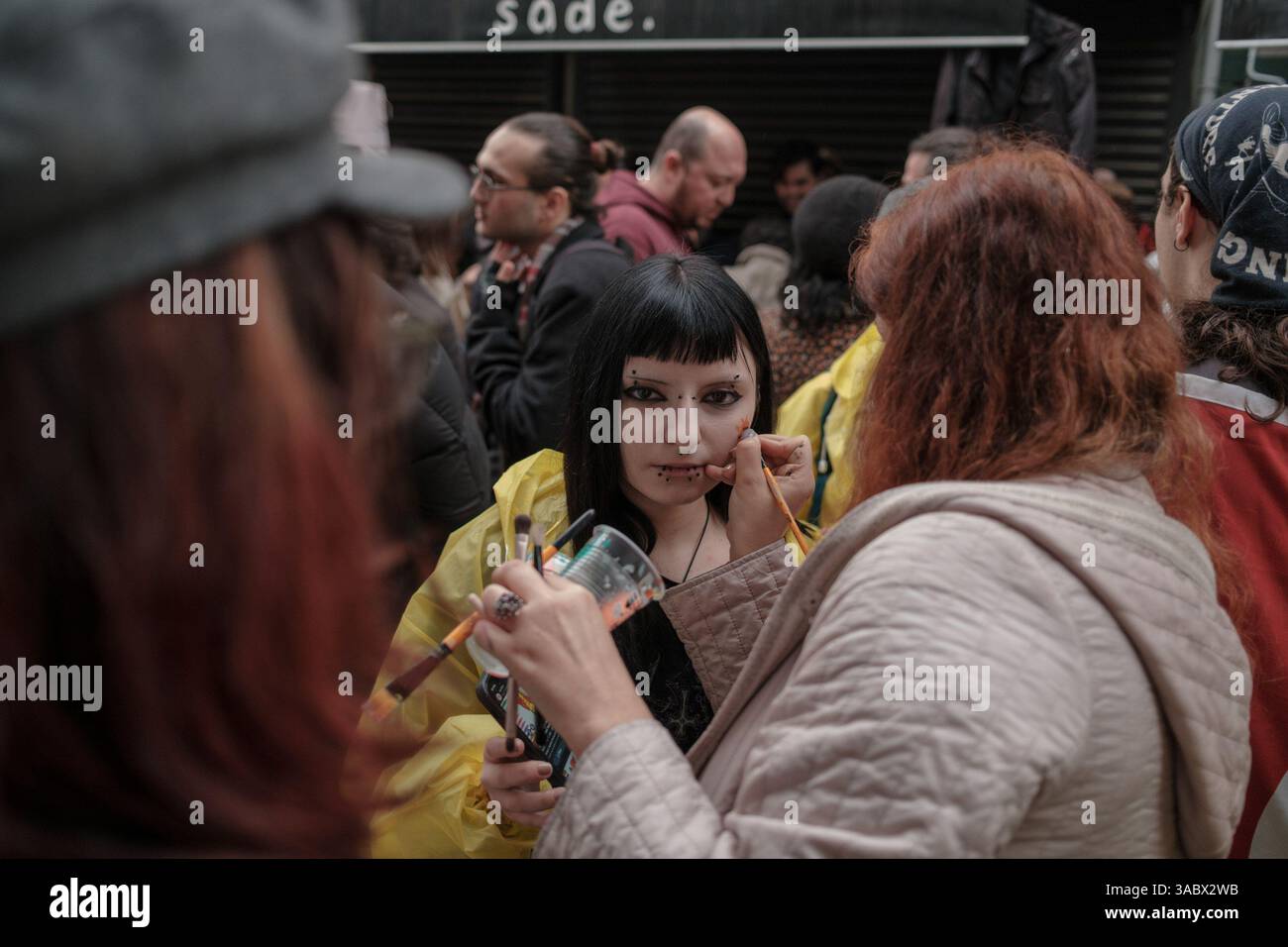 Izmir, Turkey. 02nd Apr, 2025. A woman paints her face at a swap market ...
