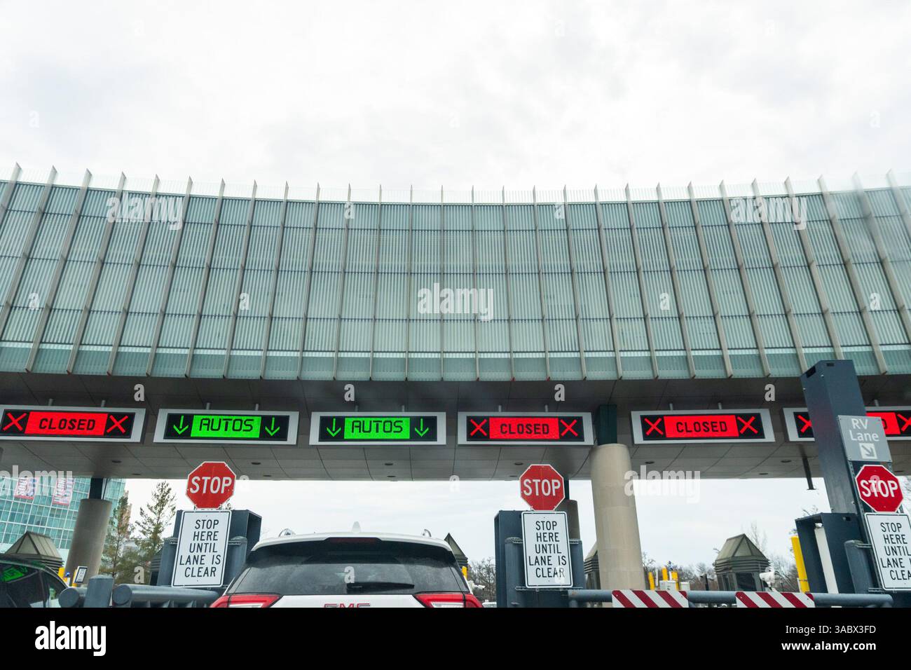 Cars line up to be processed by U.S. Customs and Border Protection ...