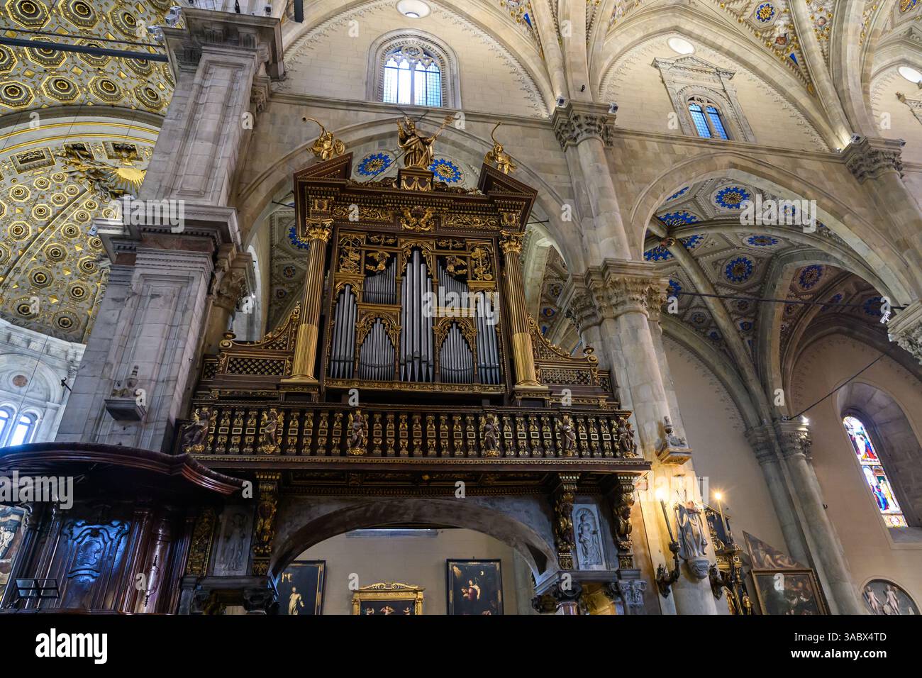 Pipe organ inside the Como Cathedral (Cattedrale di Santa Maria Assunta ...