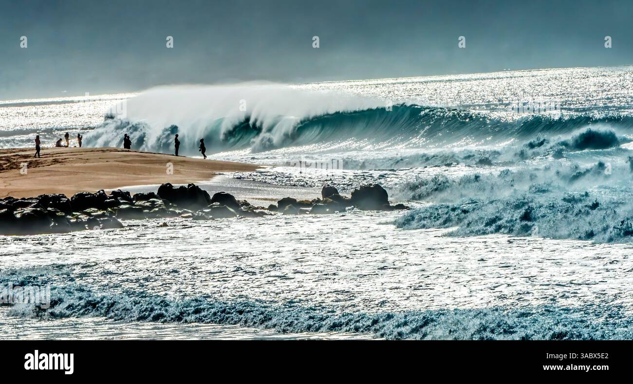 Watching Large Wave Banzai Pipeline Pipeline North Shore Oahu Hawaii ...