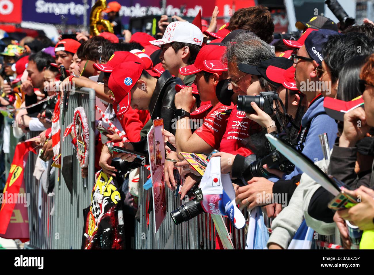 Suzuka, Japan. 03rd Apr, 2025. Circuit atmosphere - fans in the pits ...