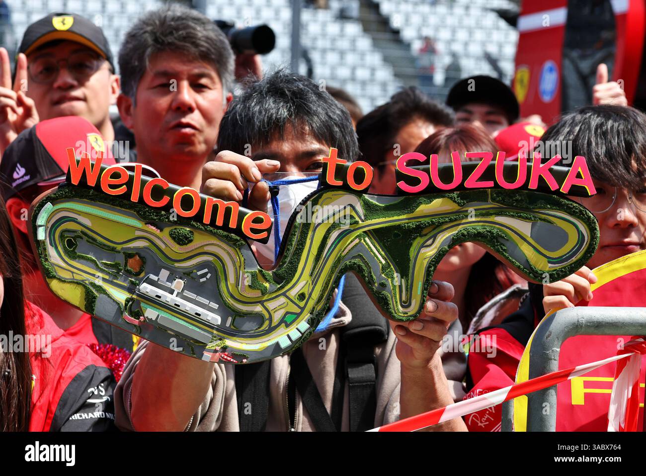 Suzuka, Japan. 03rd Apr, 2025. Circuit atmosphere - fans in the pits ...