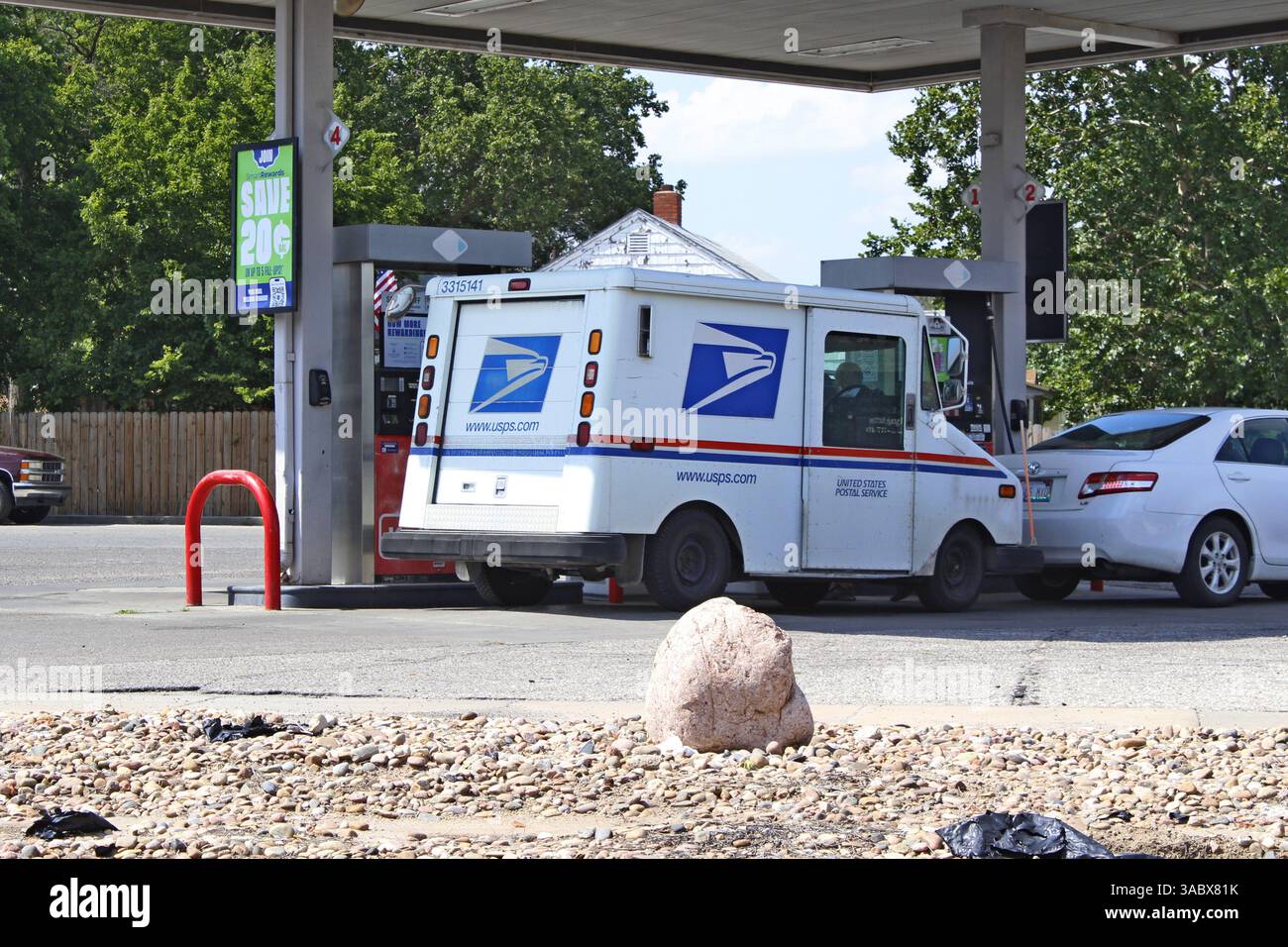Usps delivery vehicle hi-res stock photography and images - Alamy
