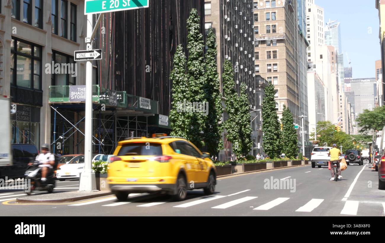 New York City, United States - 6 Sept 2023: Manhattan Midtown street ...