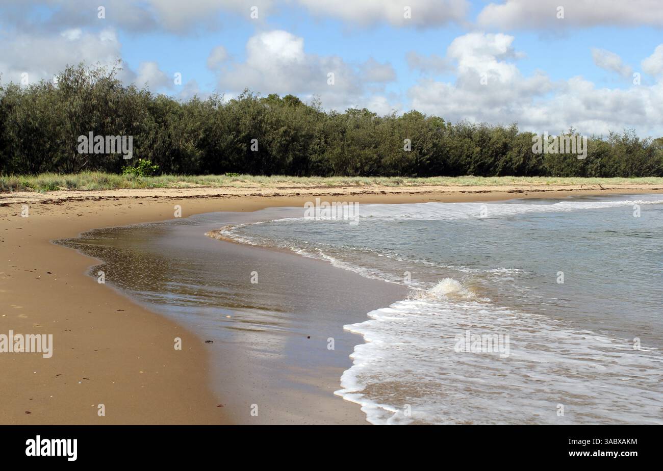 Canoe Point beach with the ocean, sand and trees at Tannum Sands in ...