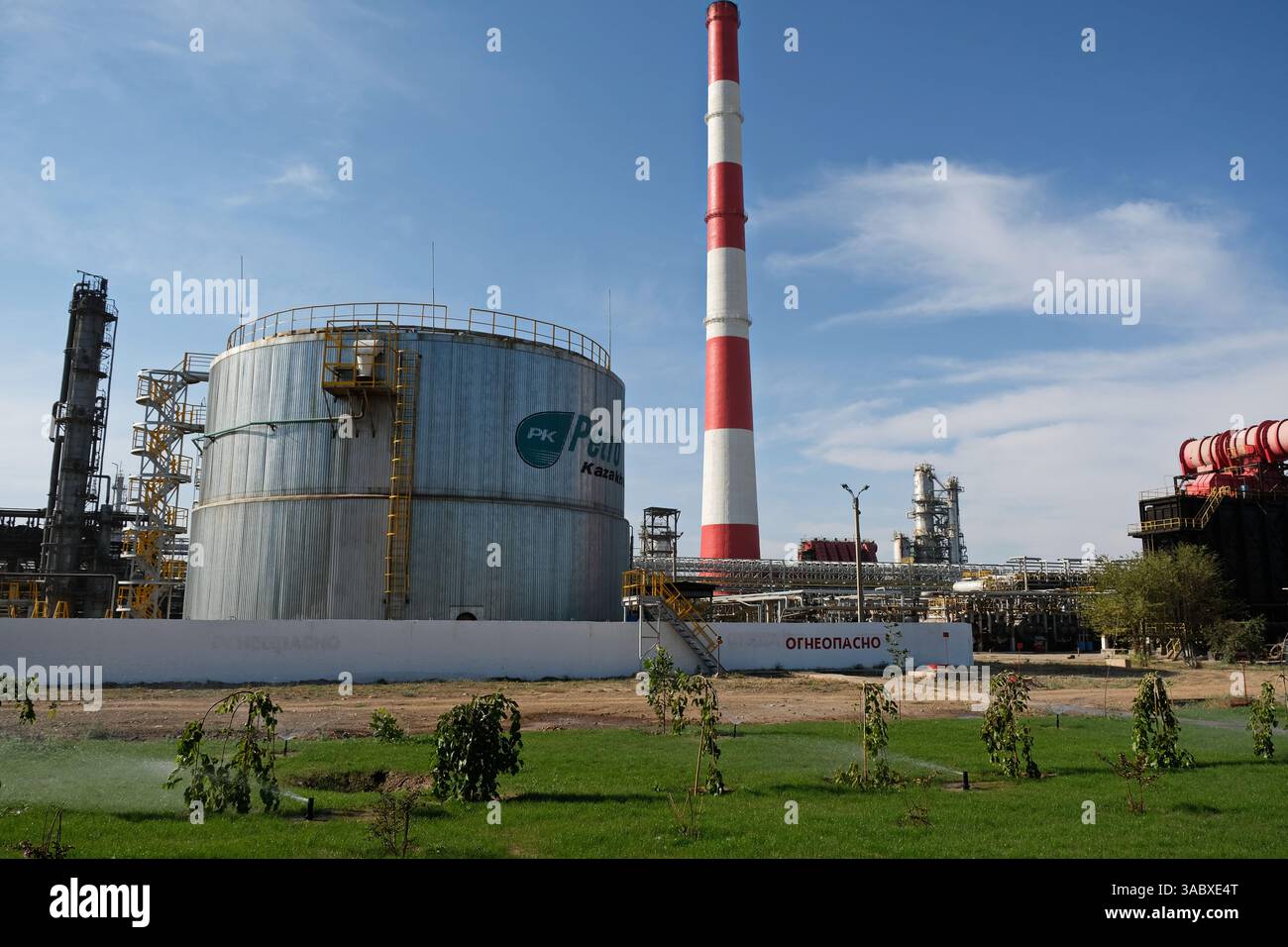 Fractional distillation oil refinery hi-res stock photography and ...
