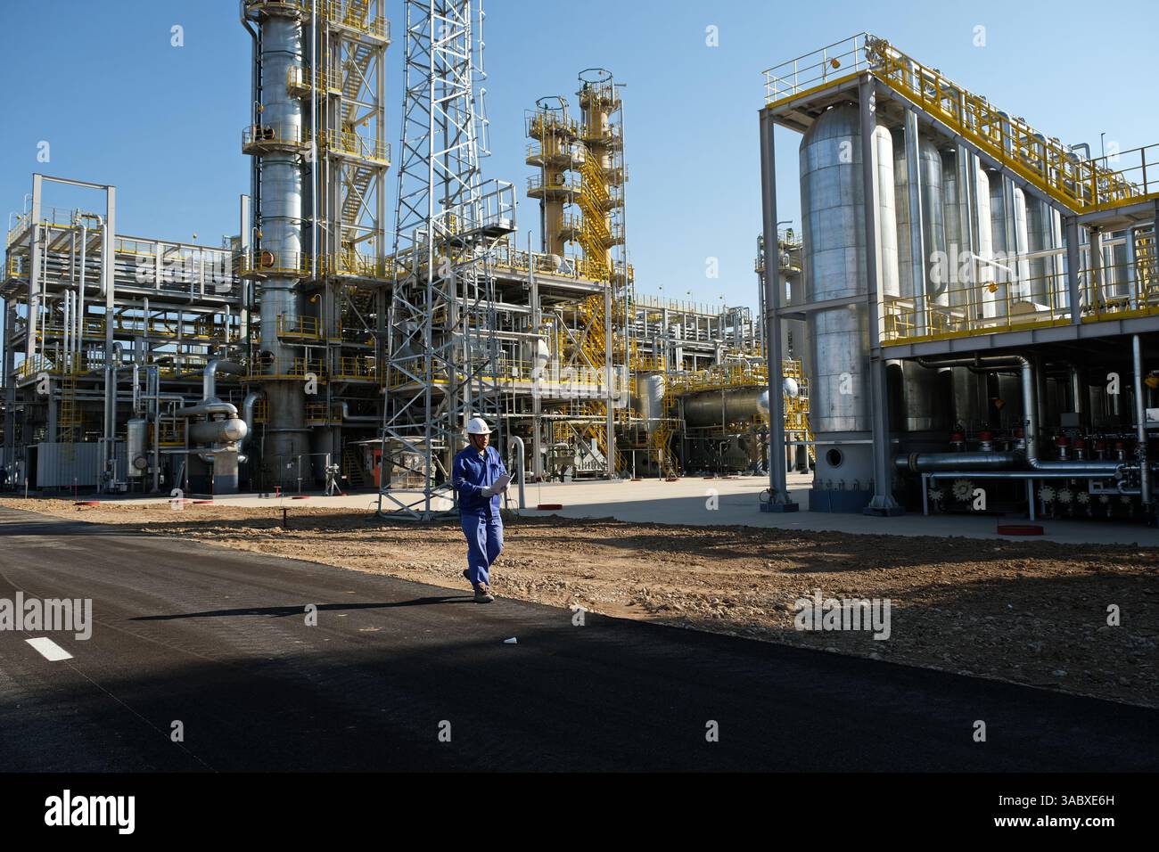 Fractional distillation oil refinery hi-res stock photography and ...