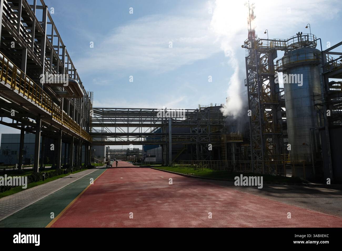 Fractional distillation oil refinery hi-res stock photography and ...