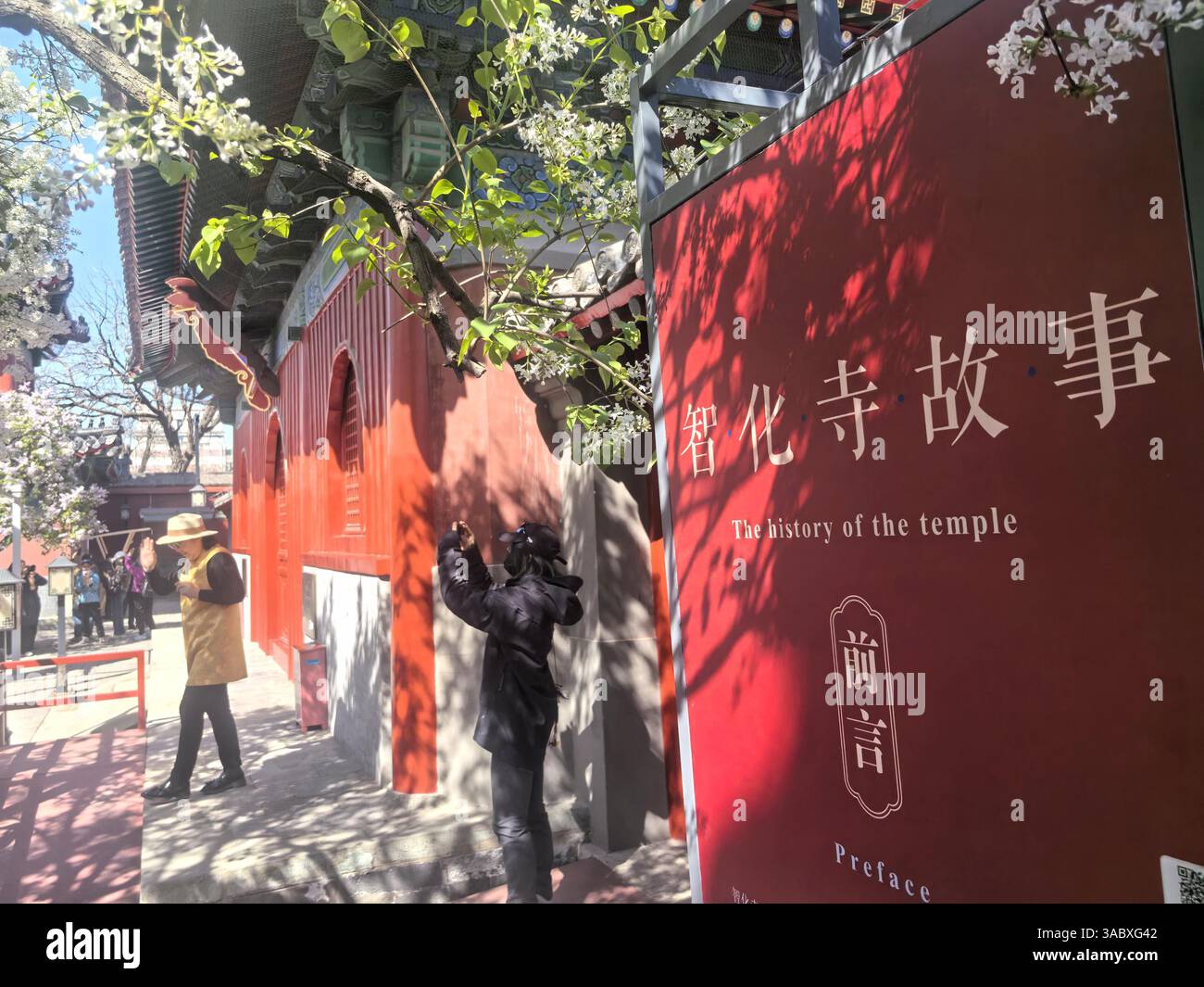 **CHINESE MAINLAND, HONG KONG, MACAU AND TAIWAN OUT** Tourists admire ...