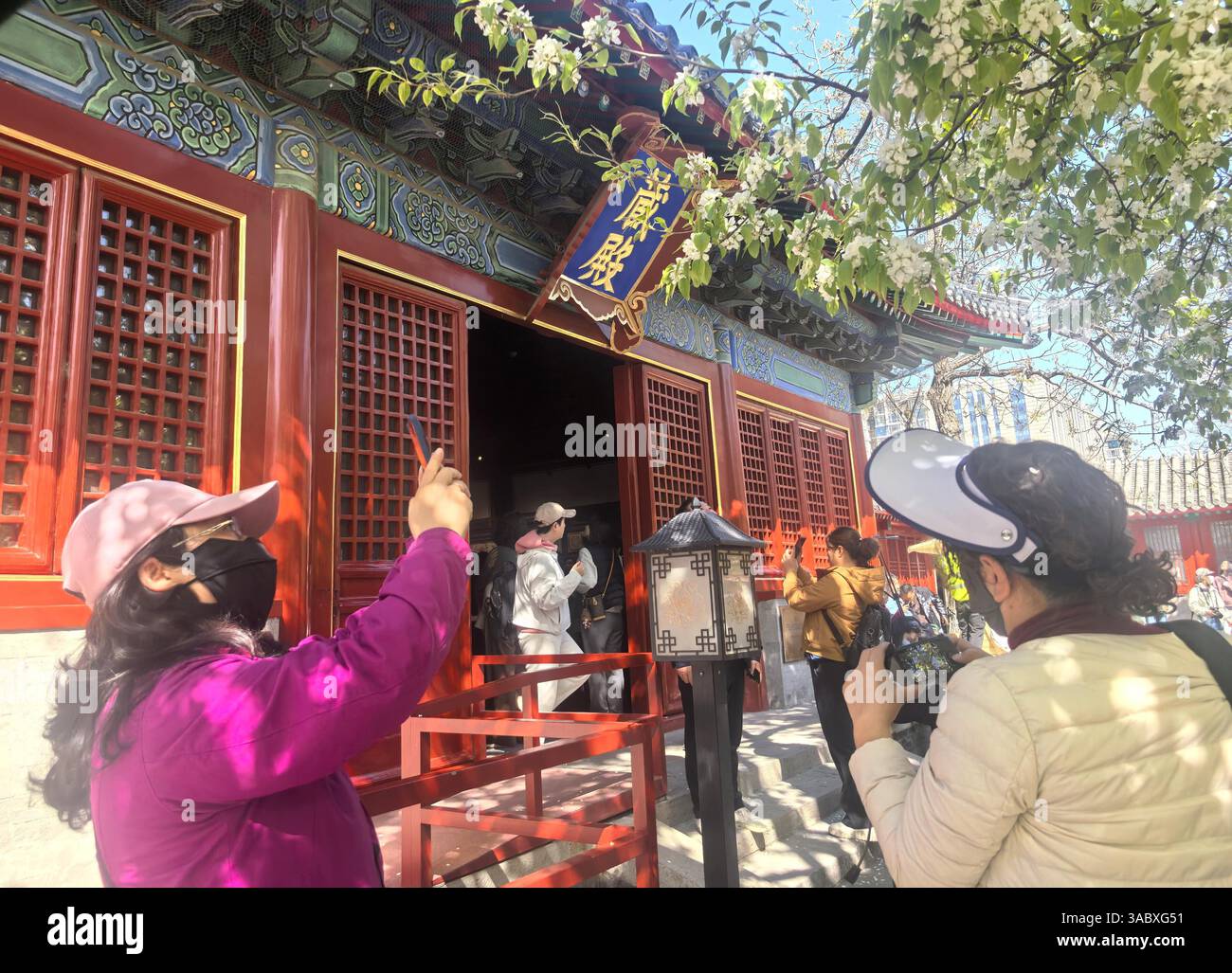 **CHINESE MAINLAND, HONG KONG, MACAU AND TAIWAN OUT** Tourists admire ...