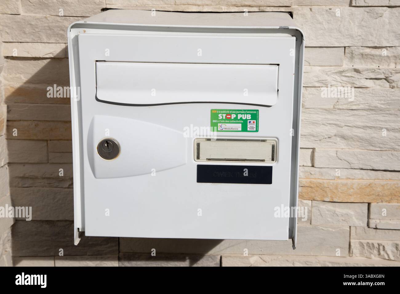 Bordeaux , Aquitaine France - 04 03 2025 : stop pub france text means ...