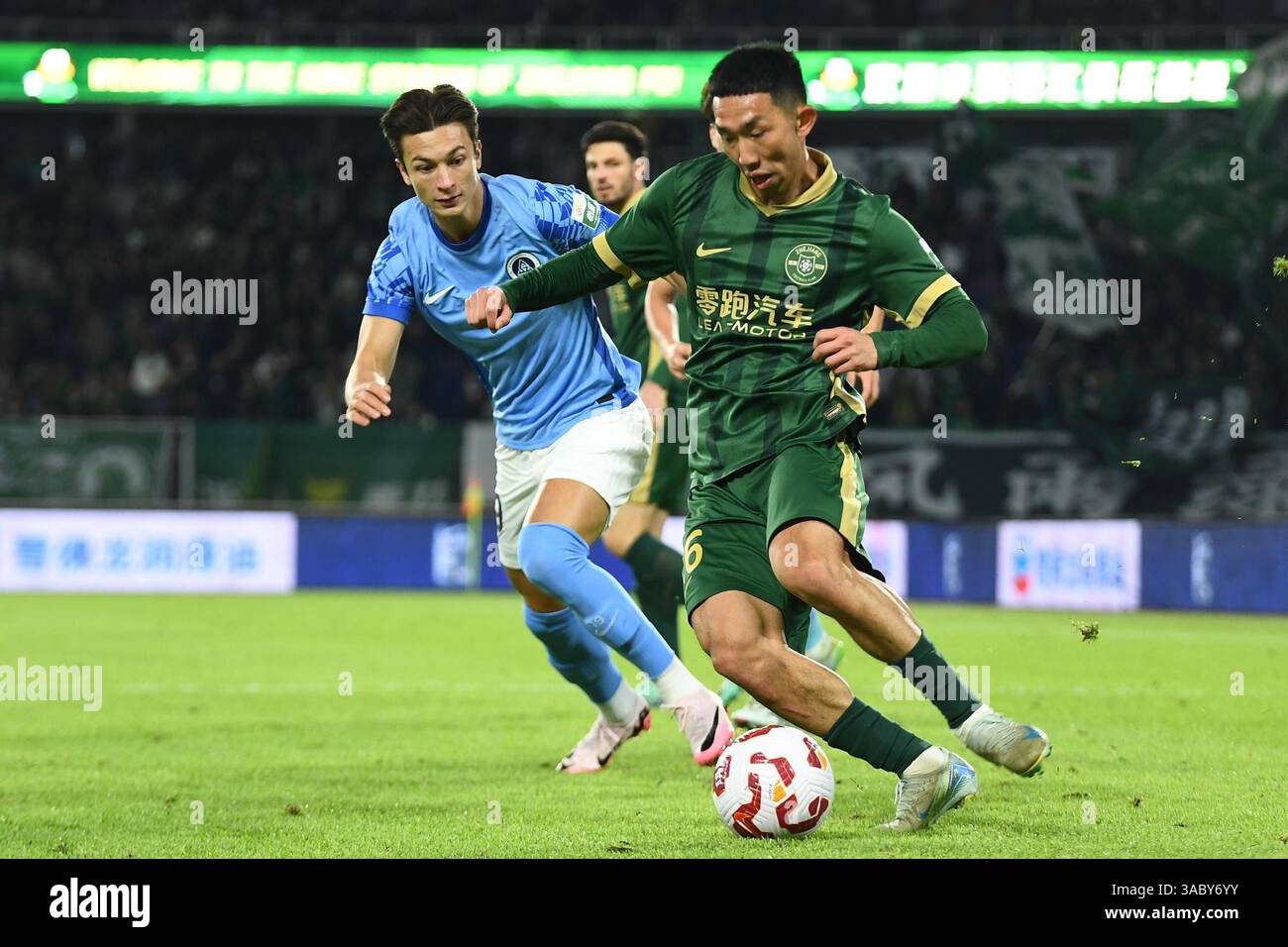 Zhejiang Professional Football Club defeated Shenzhen Peng City ...