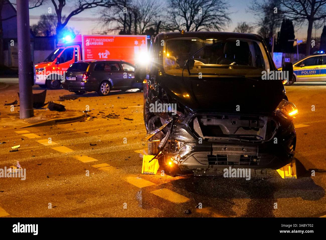 Ein Kleinbus kollidiert mit einem PKW dabei gab es Zwei verletzte Personen Die Unfallursache ist ...