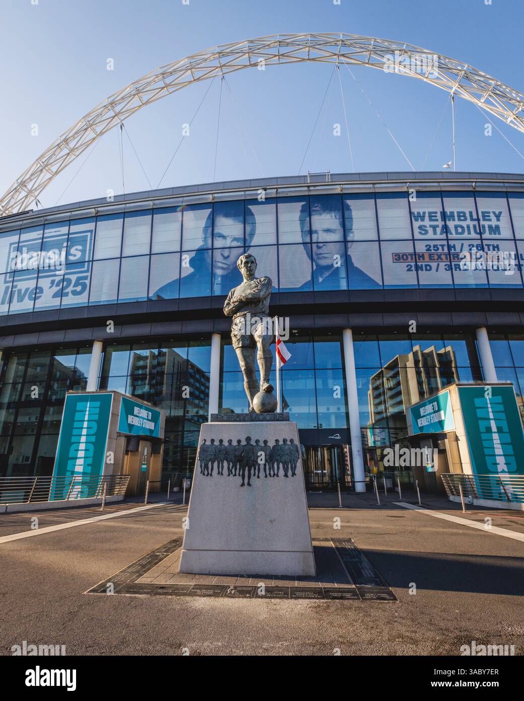 The statue of Bobby Moore's bronze sculpture by artist Philip Jackson ...