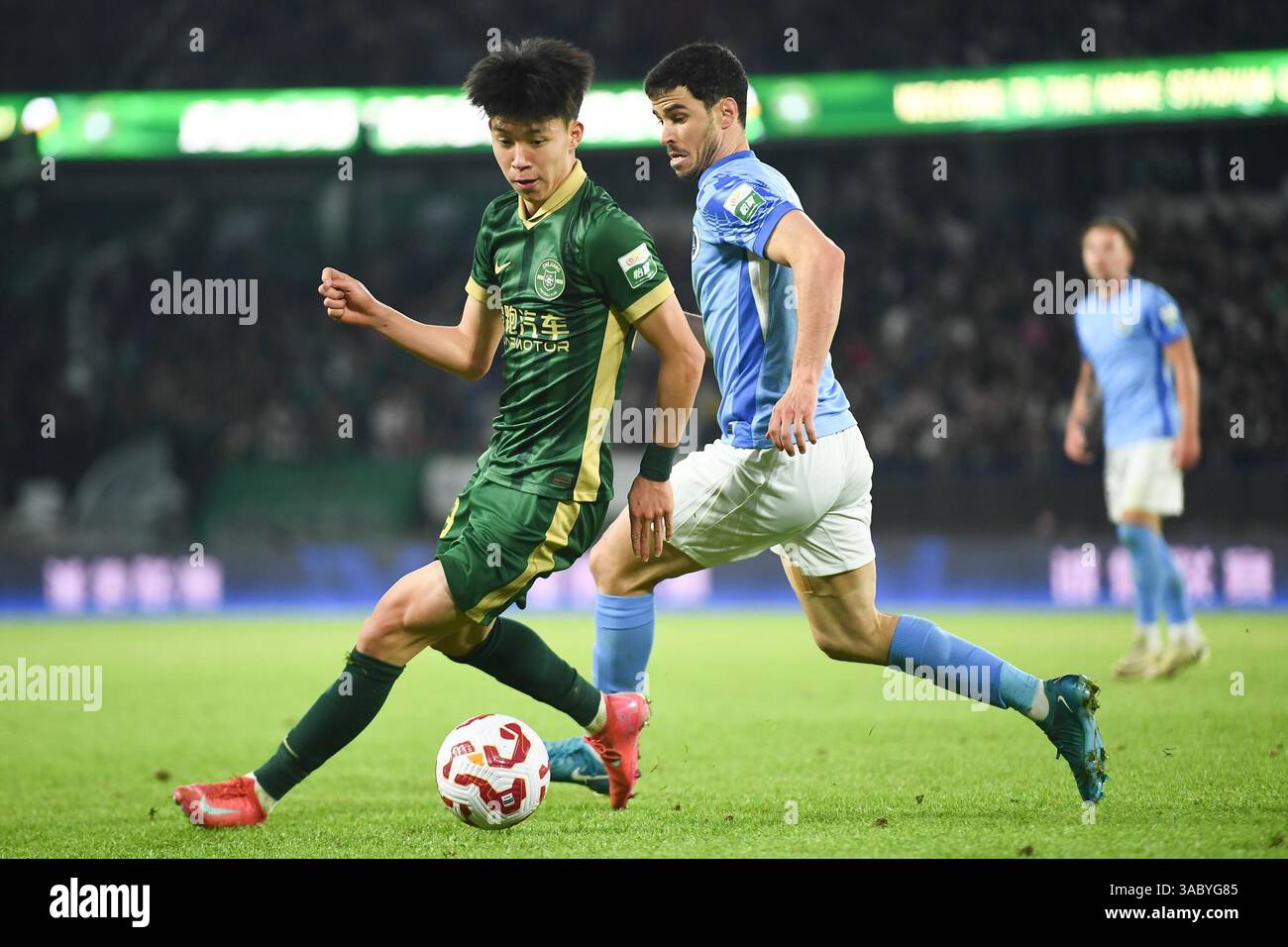 Zhejiang Professional Football Club defeated Shenzhen Peng City ...