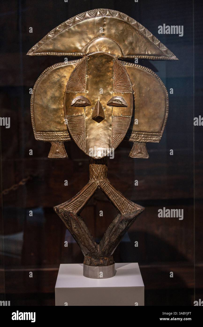 Mbulu ngulu relyquary figure for ancestor worship, Kota, Obamba-Mindaşa ...