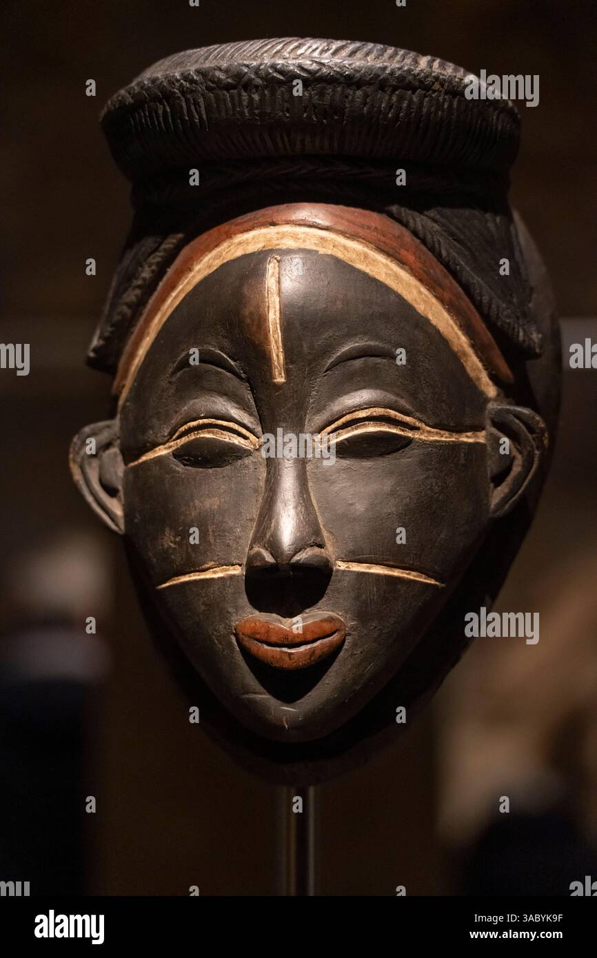 Ikwara mask for rituals of justice, Tsangui, Ogooué River region, Gabon ...