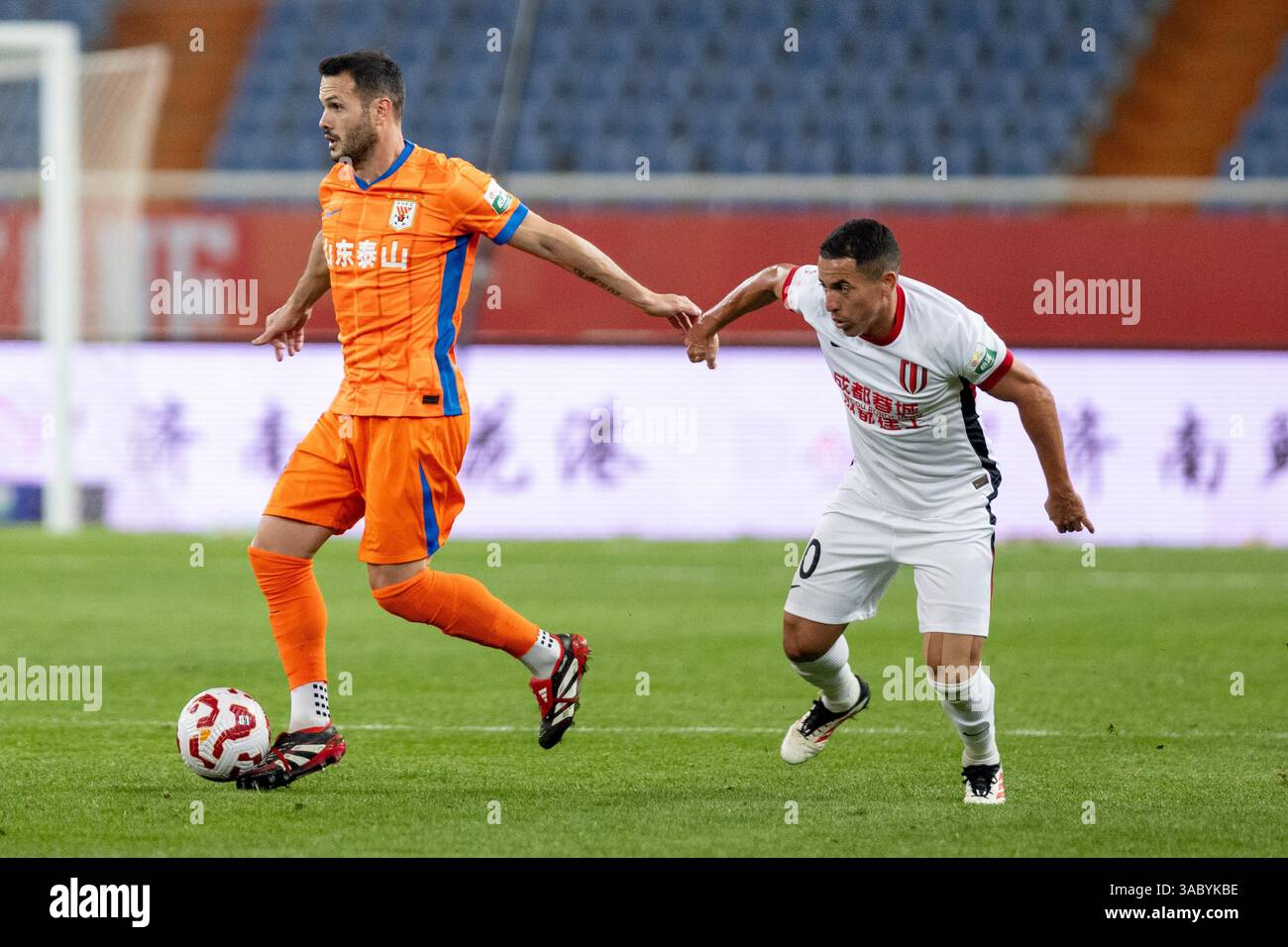Chengdu Rongcheng Football Club defeated Shandong Taishan Football Club ...