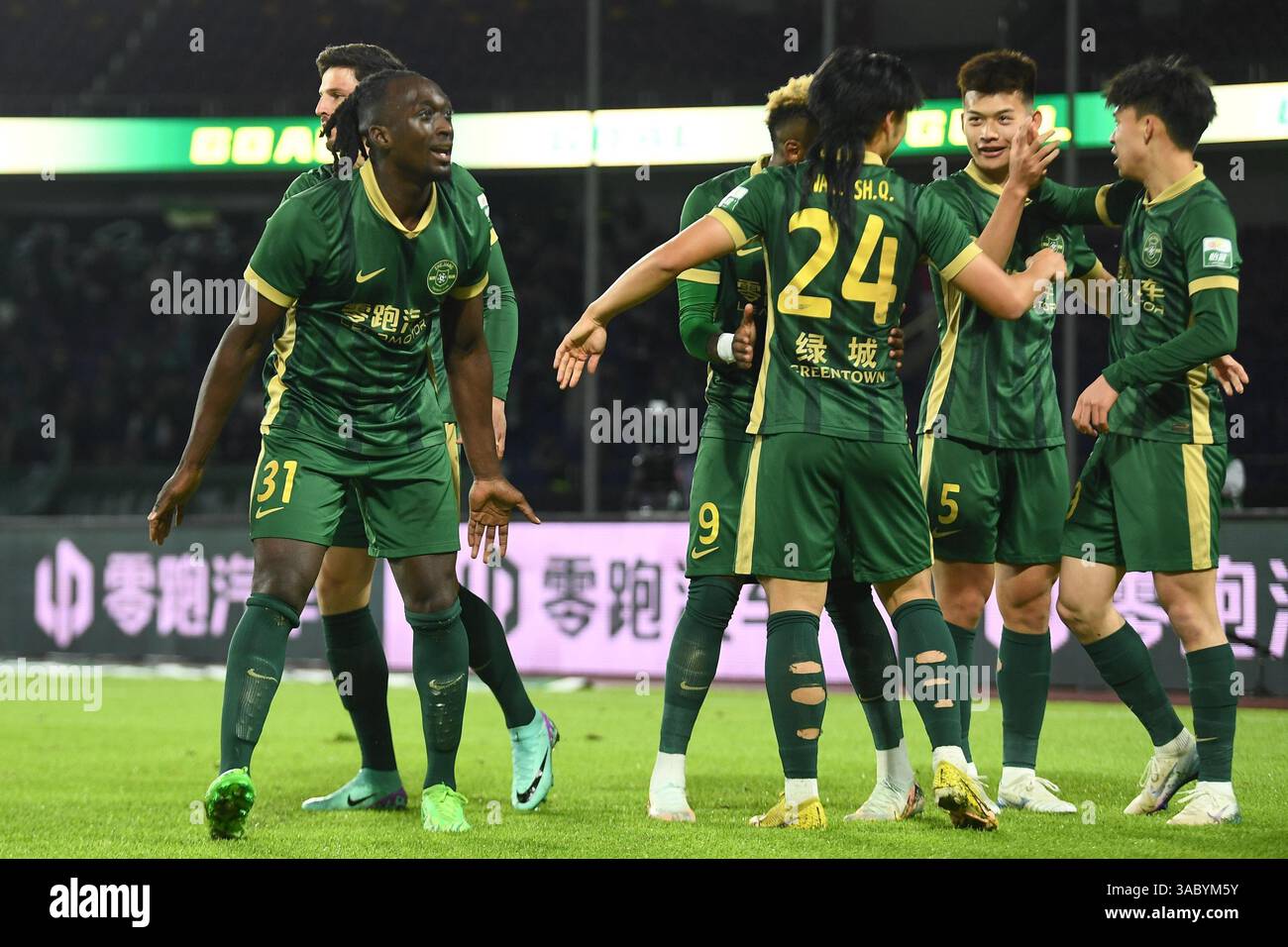 Zhejiang Professional Football Club defeated Shenzhen Peng City ...