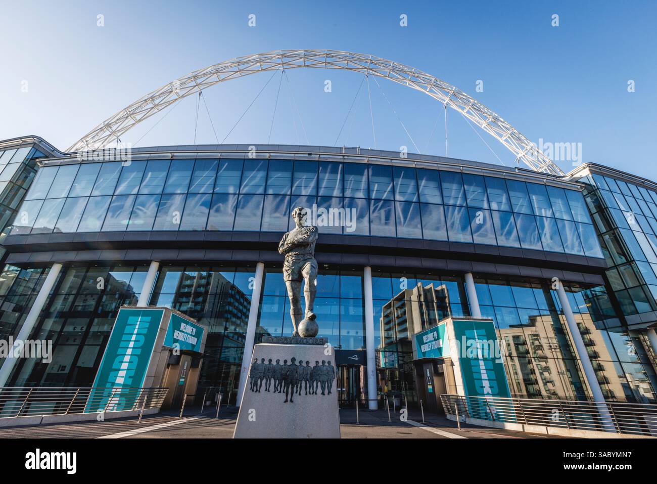 The iconic statue of Bobby Moore's bronze sculpture by artist Philip ...