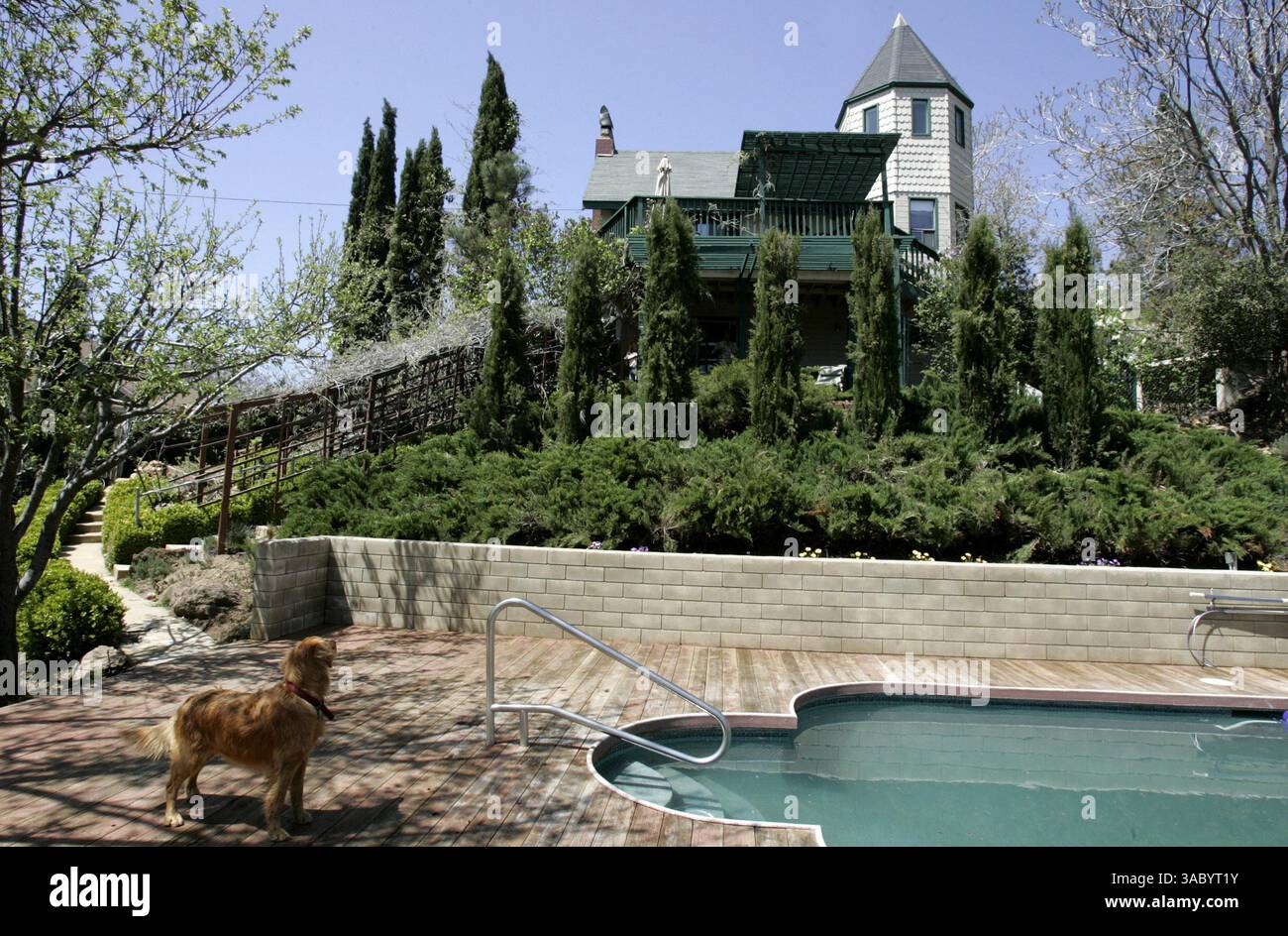 (published 2/13/2005, N-1) Eugenia Arreola, with her daughter, Victoria ...