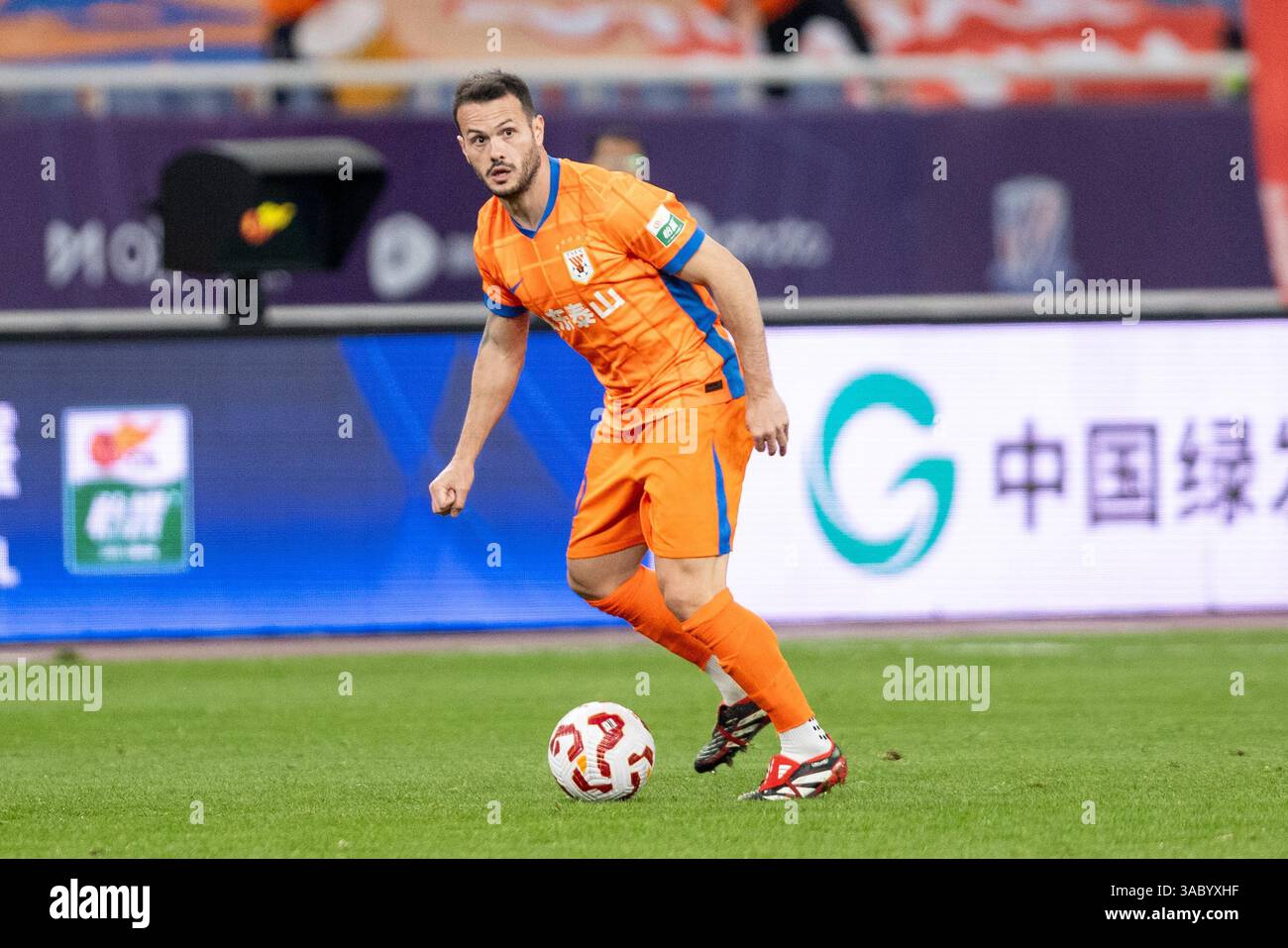 Chengdu Rongcheng Football Club defeated Shandong Taishan Football Club ...