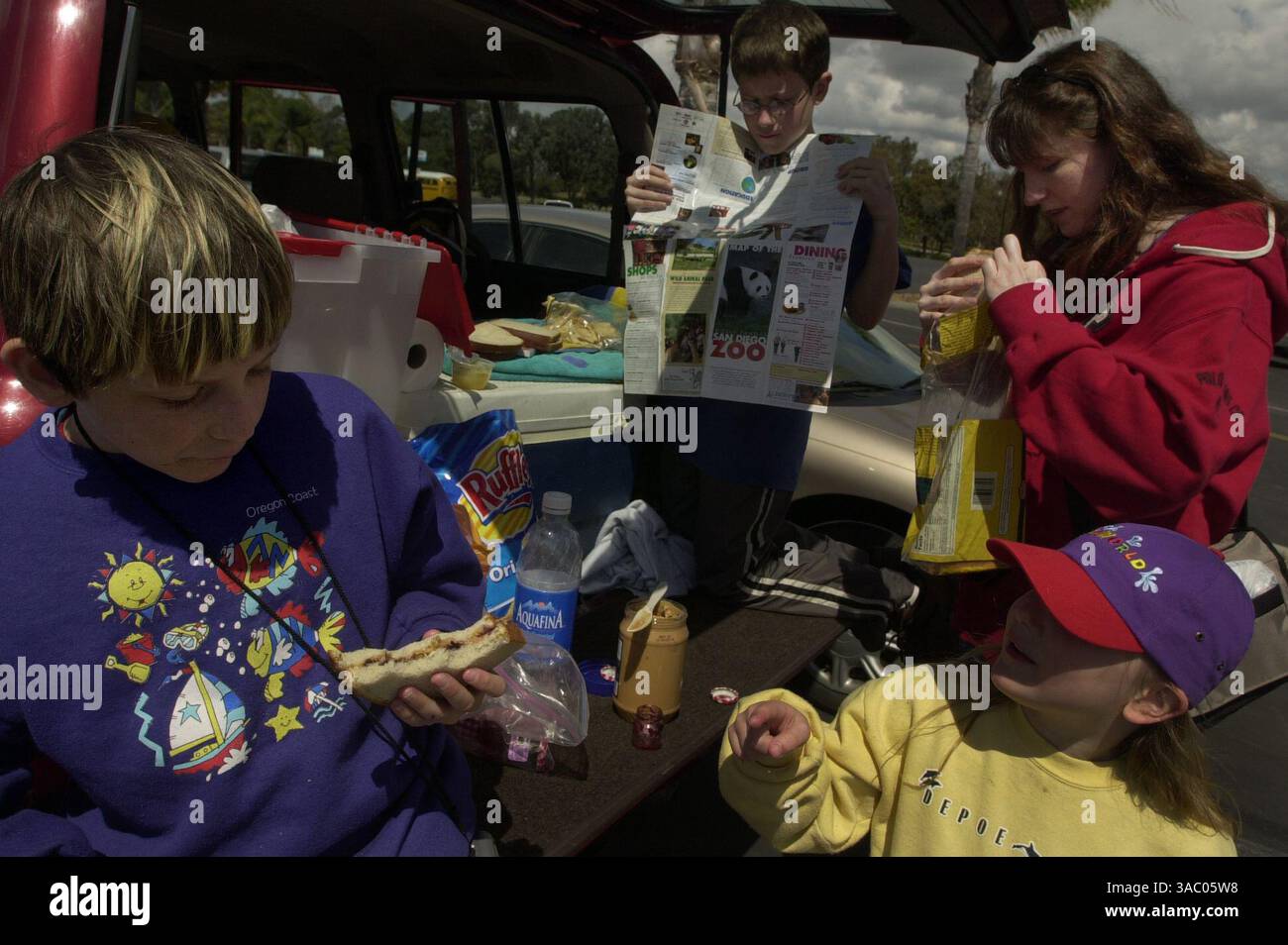 (PUBLISHED 04/06/2003; H-1:1,3) Lynn Harrison, right, 30, looks in the ...