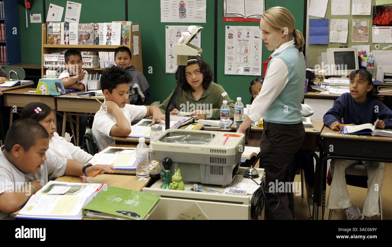 (Published 5/21/2005, NI-11, NC-4) Teacher Lynne Dudas works on a ...