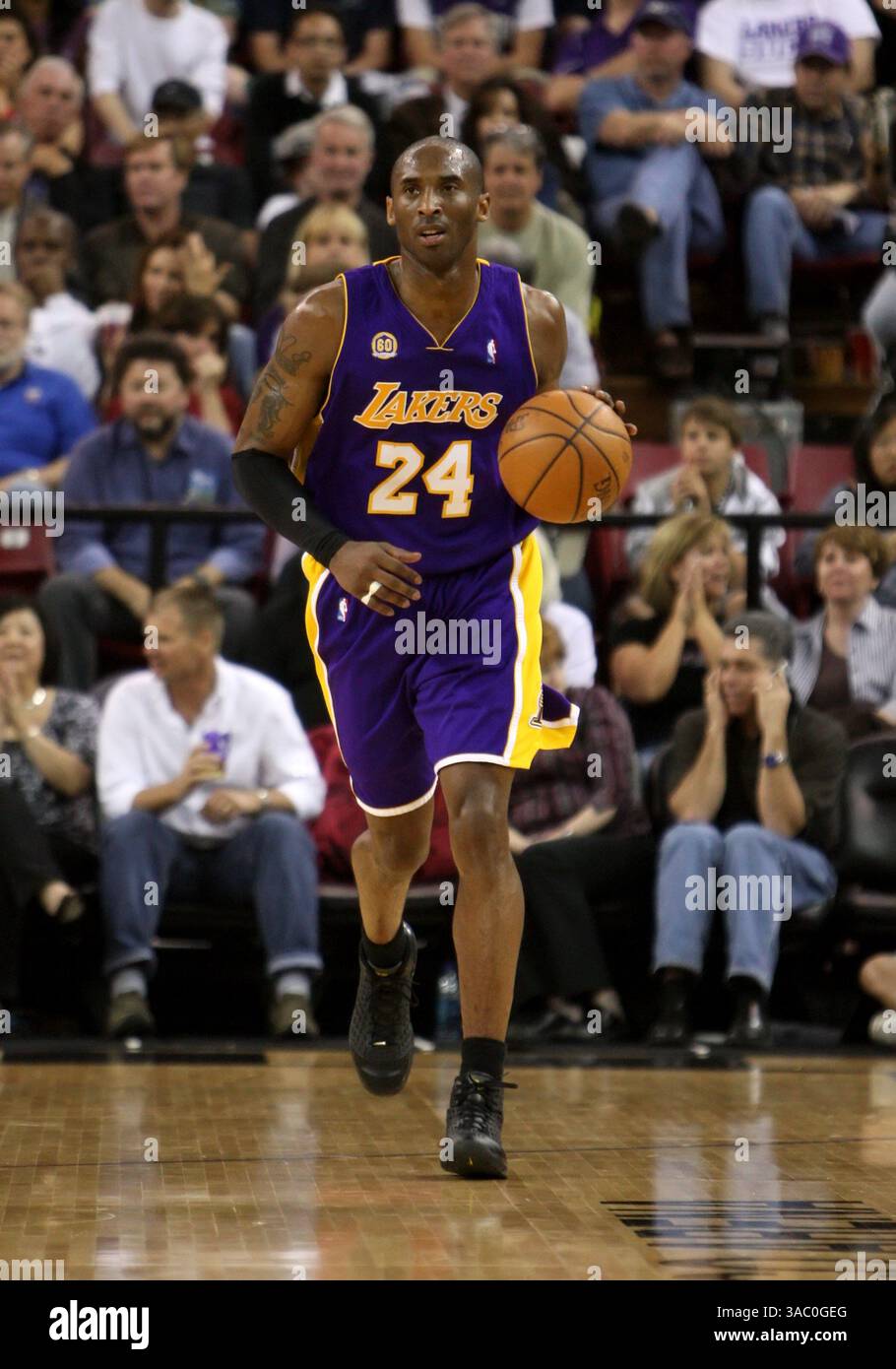 Kobe bryant dribbling hi-res stock photography and images - Alamy