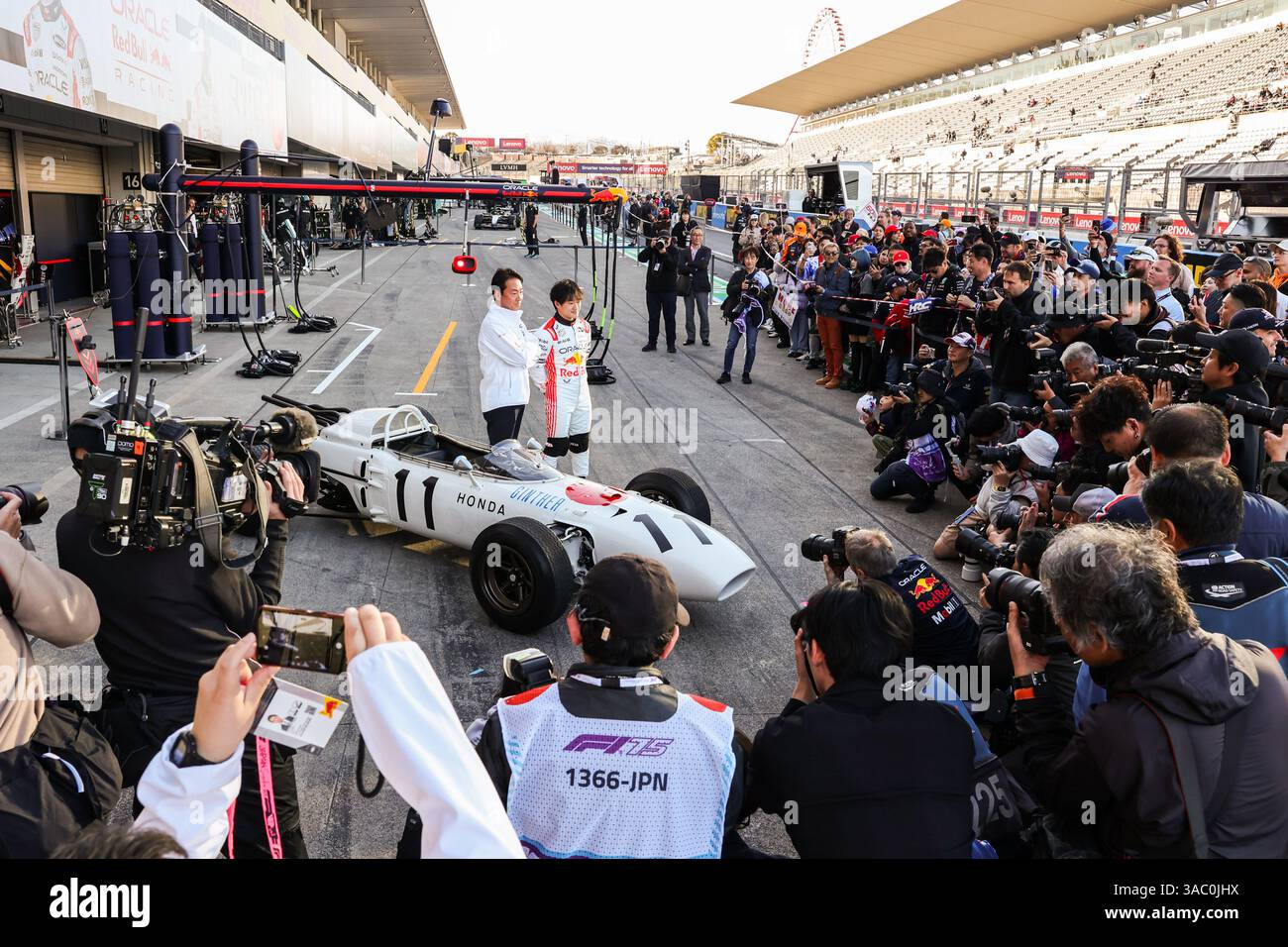 Suzuka, Japon. 03rd Apr, 2025. TSUNODA Yuki (jap), Red Bull Racing RB21, WATANABE Koji President ...