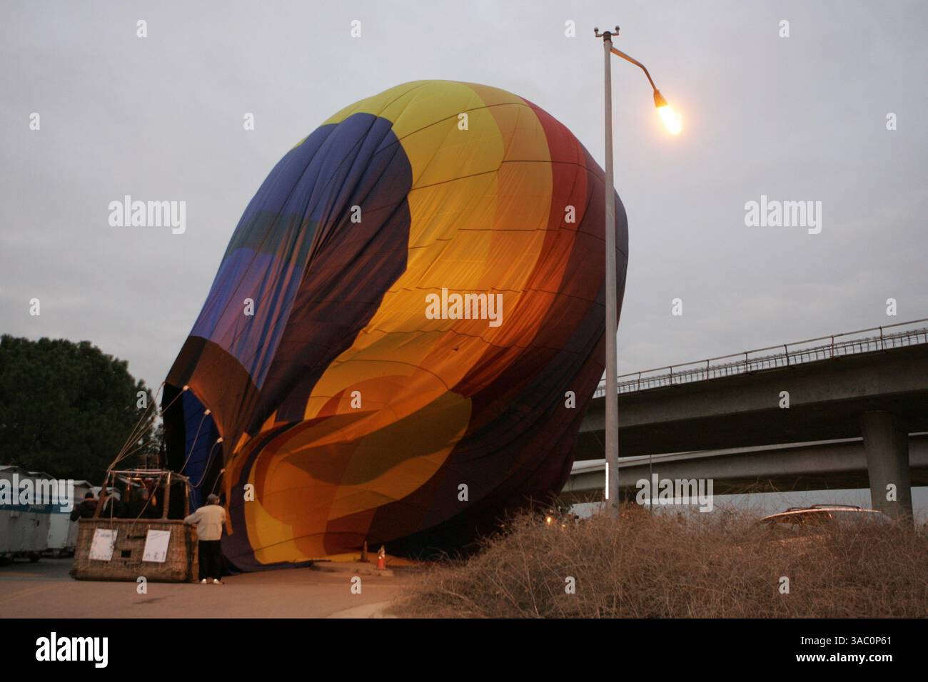 (Published 11/10/2005, B-6:6, B-4:7) NSHotLanding248441x - shot 11/9/05 ...