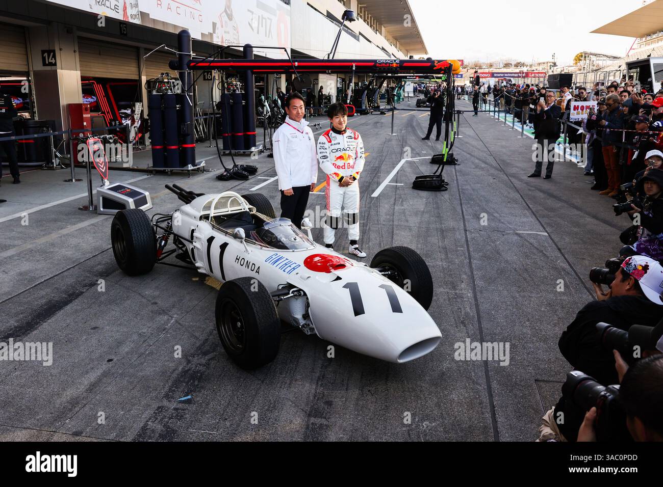 TSUNODA Yuki (jap), Red Bull Racing RB21, WATANABE Koji President of HRC Honda Racing ...