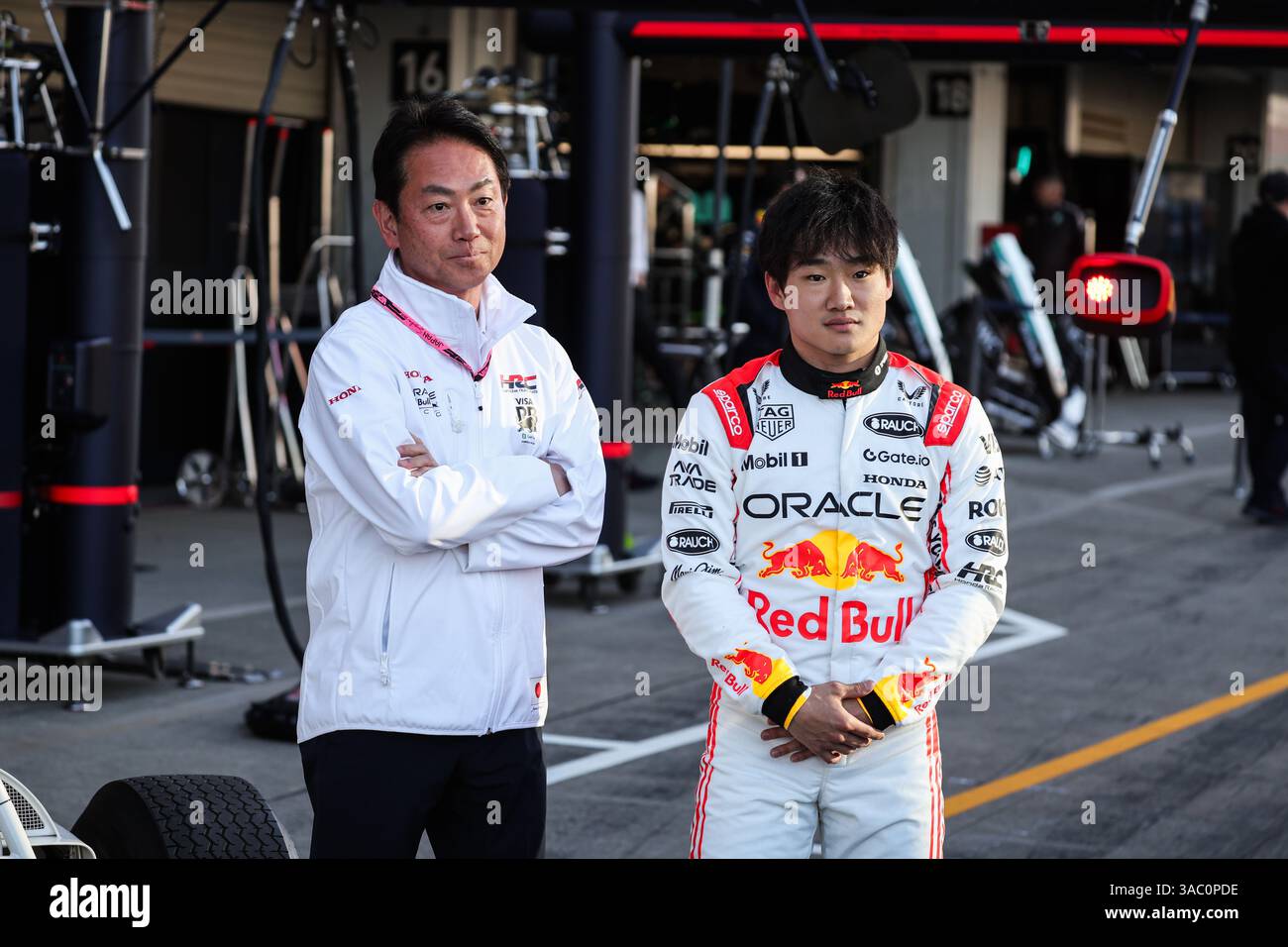 TSUNODA Yuki (jap), Red Bull Racing RB21, WATANABE Koji President of HRC Honda Racing ...