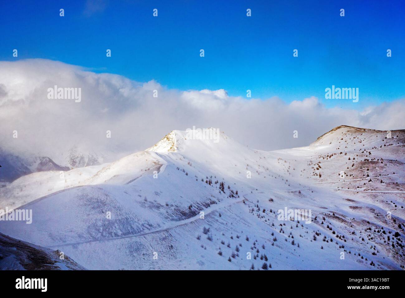 Sunlit mountain range ski hi-res stock photography and images - Alamy