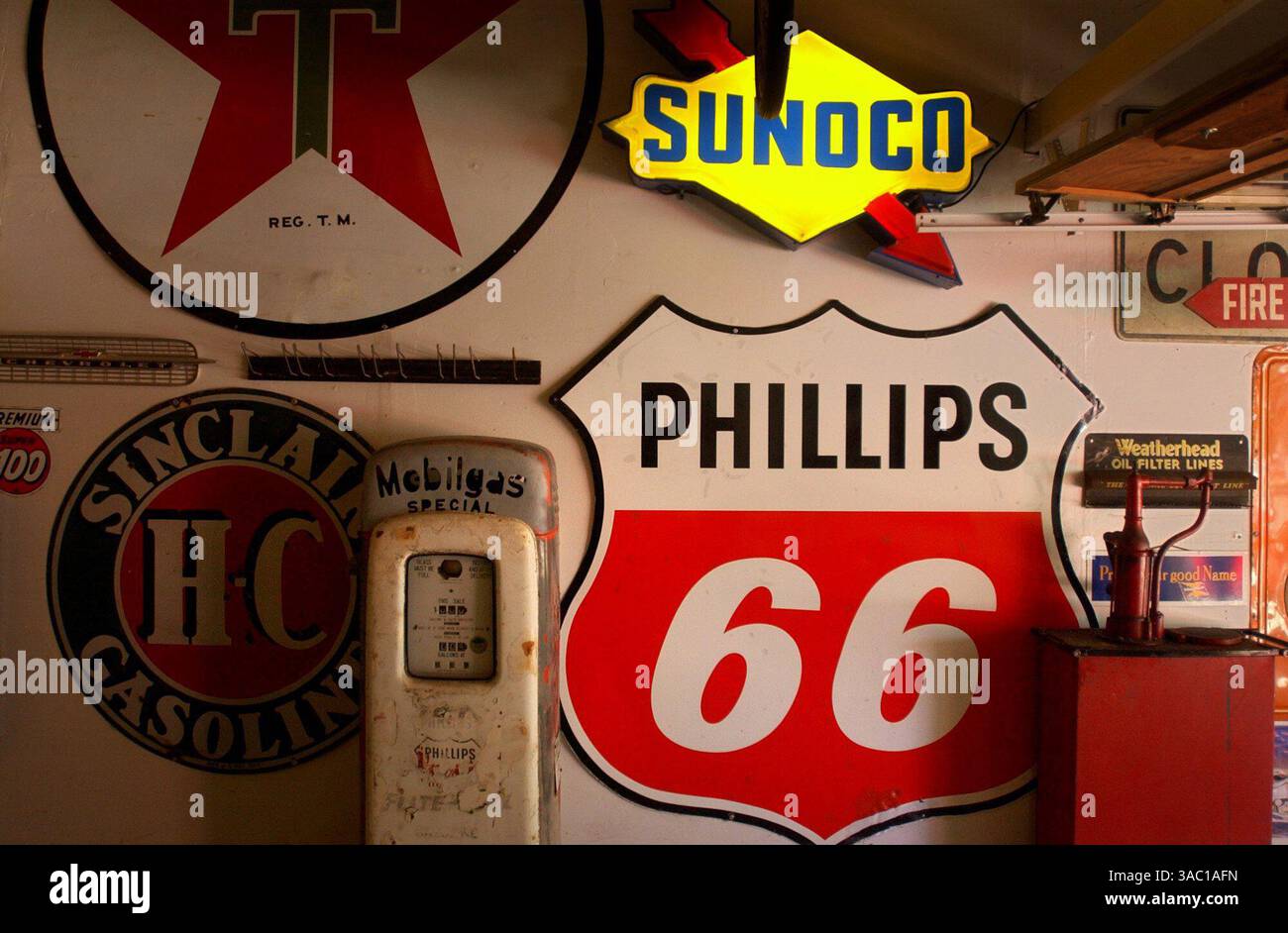 Shady shack hi-res stock photography and images - Alamy