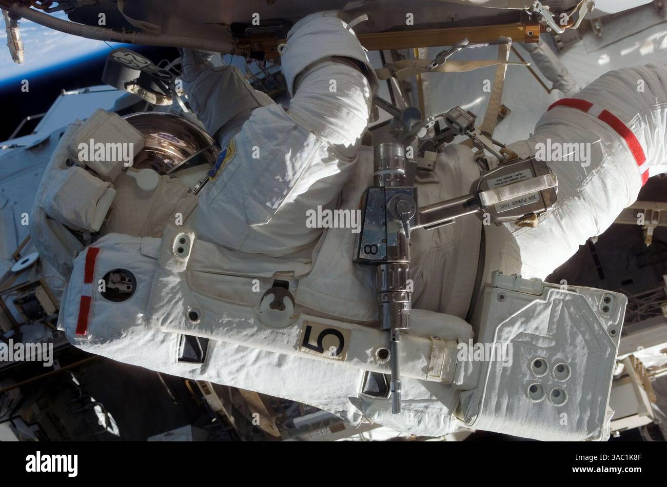 Jun 17, 2007 - Shuttle Atlantis, Outer Space - Astronaut PATRICK ...