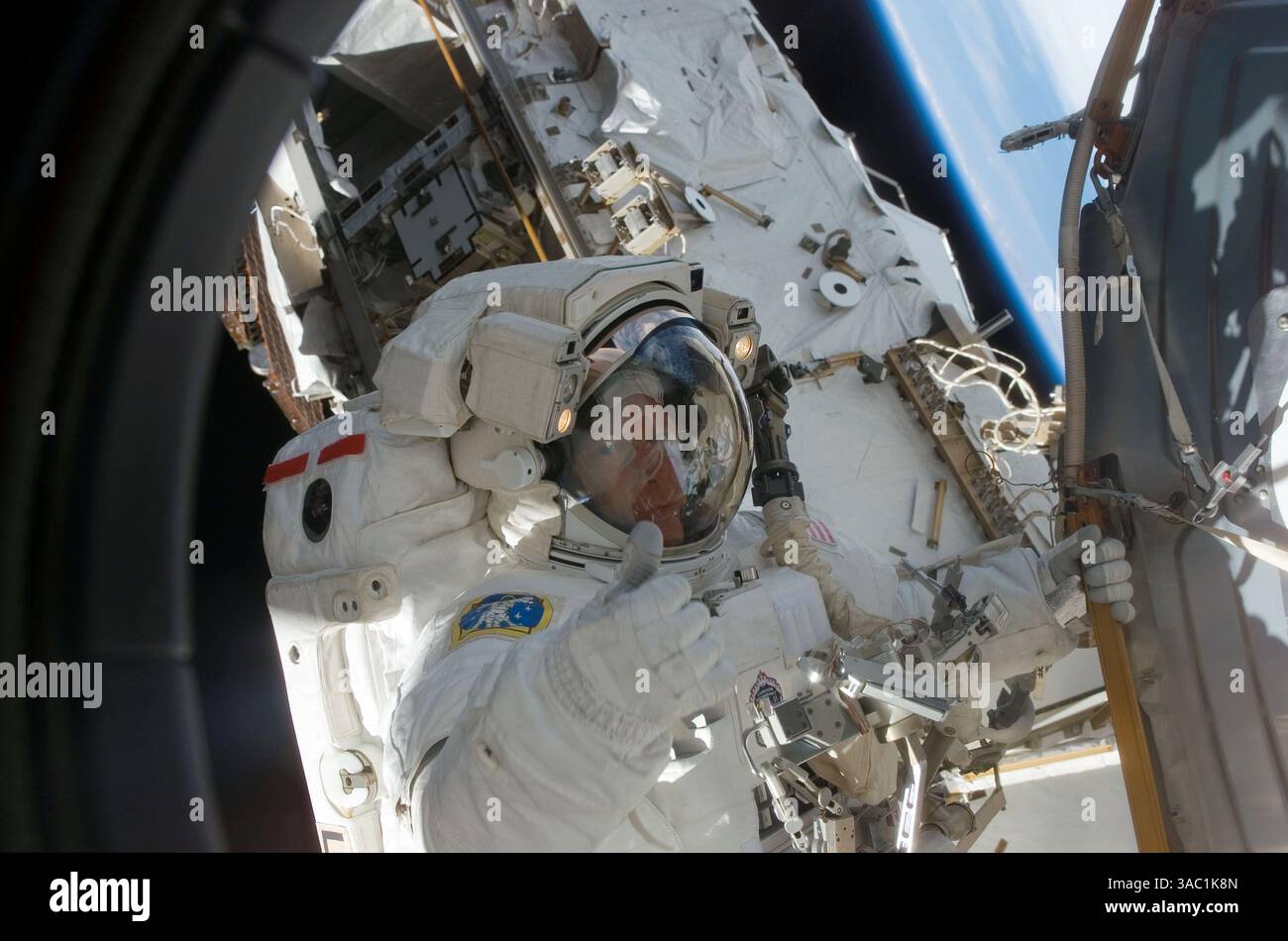 Jun 17, 2007 - Shuttle Atlantis, Outer Space - Astronaut PATRICK ...